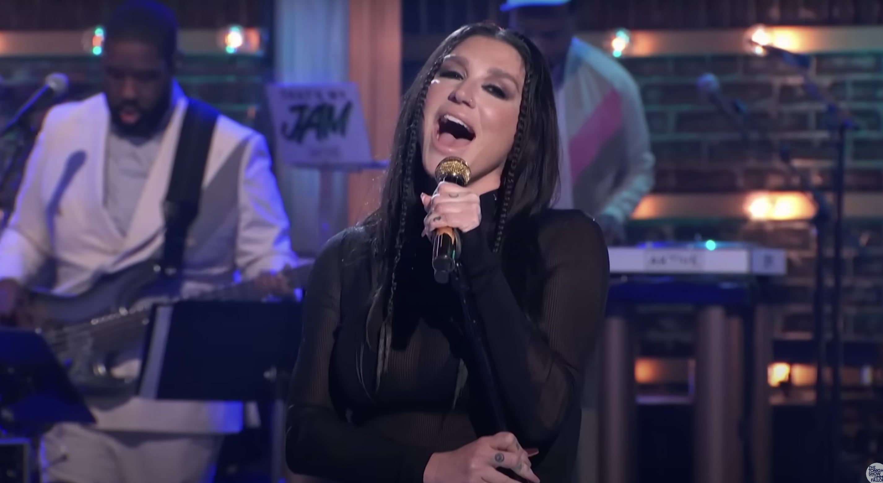 Kesha Sings a Rock 'n' Roll Cover of Rihanna's Umbrella | POPSUGAR ...