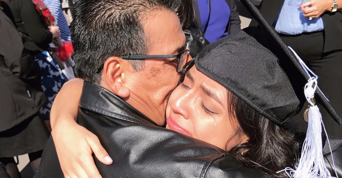 Picture of Indiana University Graduate Crying With Her Dad | PS Latina
