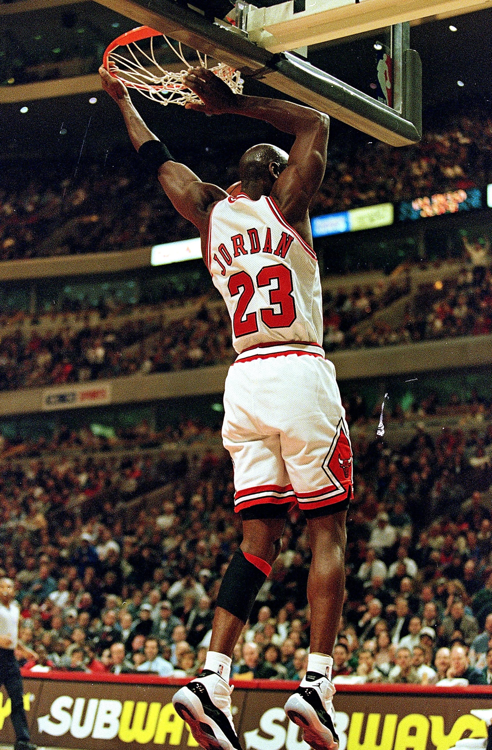 40 Stunning Photos of Michael Jordan Soaring Through the Air | PS Fitness