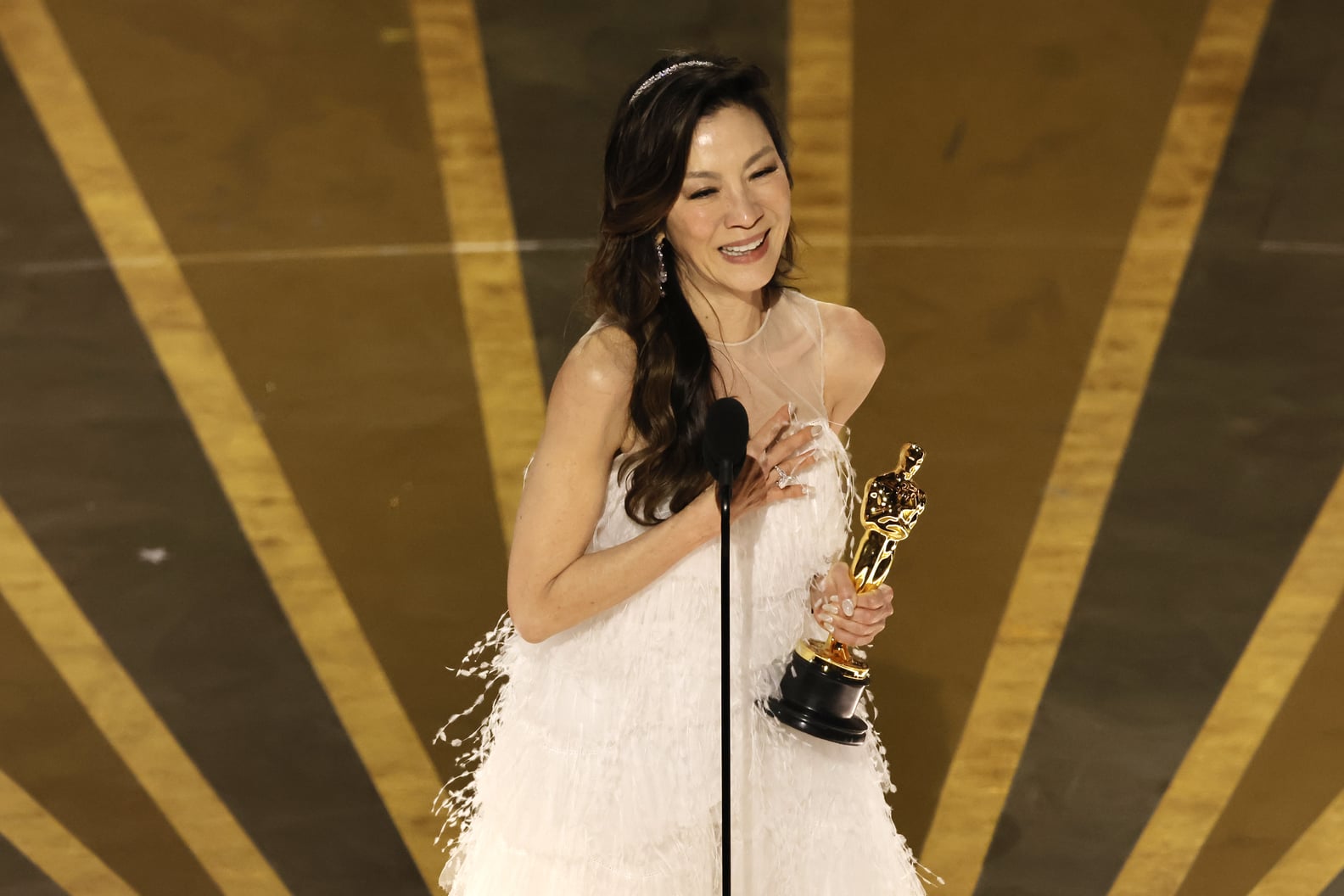 Michelle Yeoh Wins Best Actress at 2023 Oscars | PS Entertainment