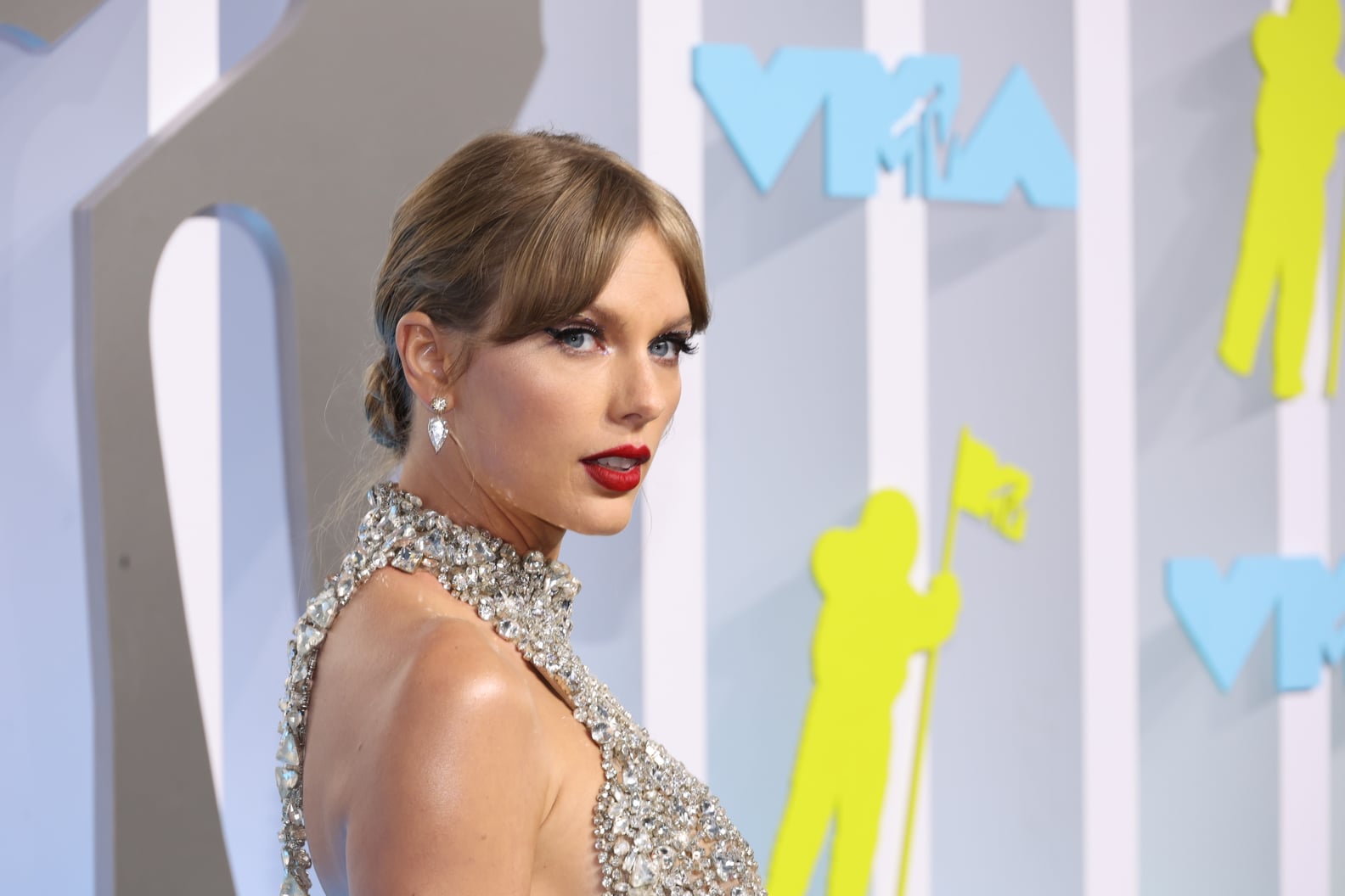 Taylor Swift's Floating Crystal Eyeliner at 2022 MTV VMAs | PS Beauty