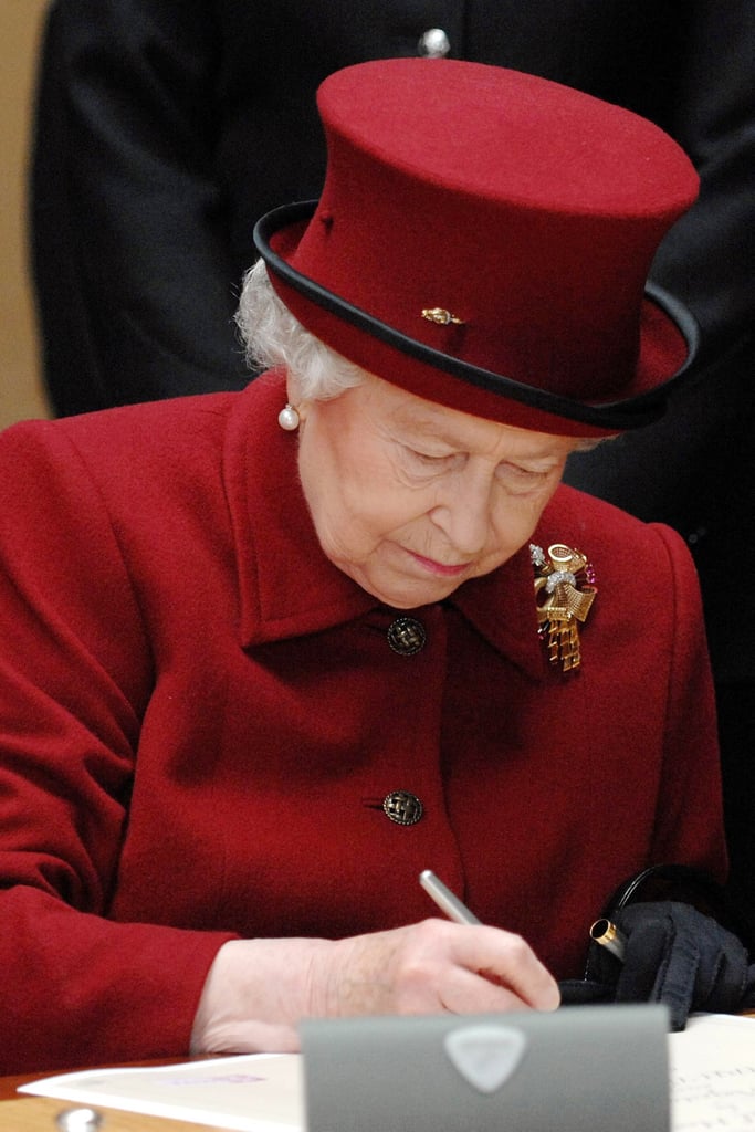Fountain Pen What Does Queen Elizabeth II Carry In Her Purse