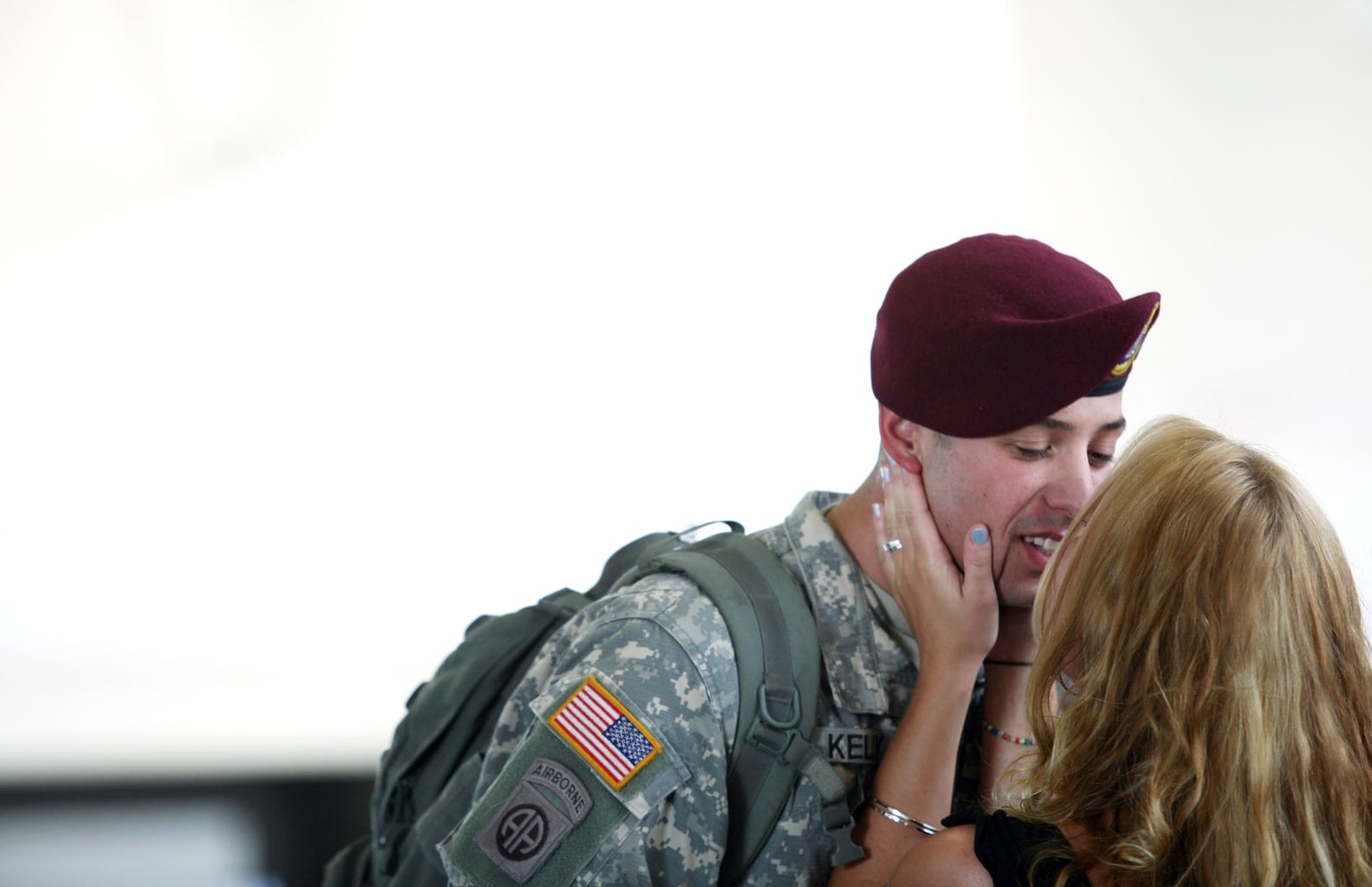 Soldier Homecoming Kissing Pictures | PS Love