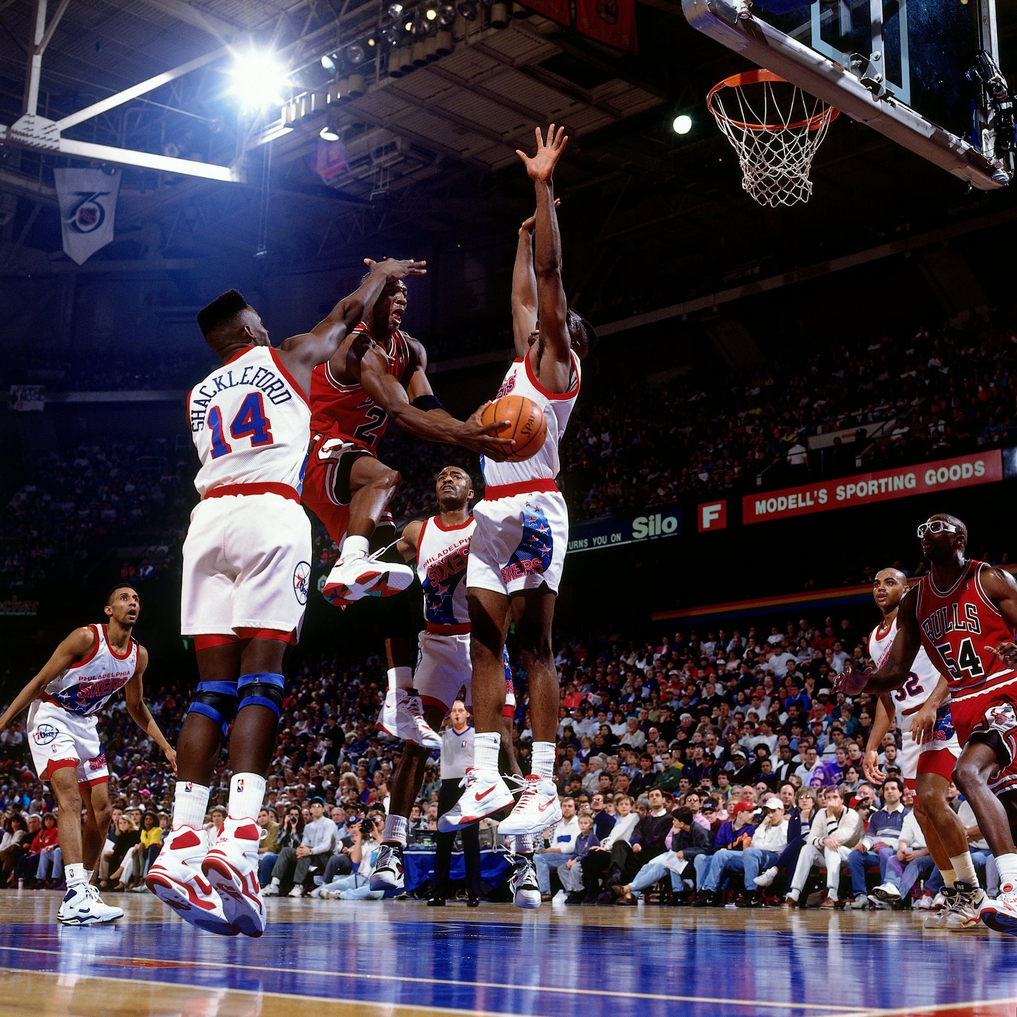 40 Stunning Photos of Michael Jordan Soaring Through the Air | POPSUGAR ...