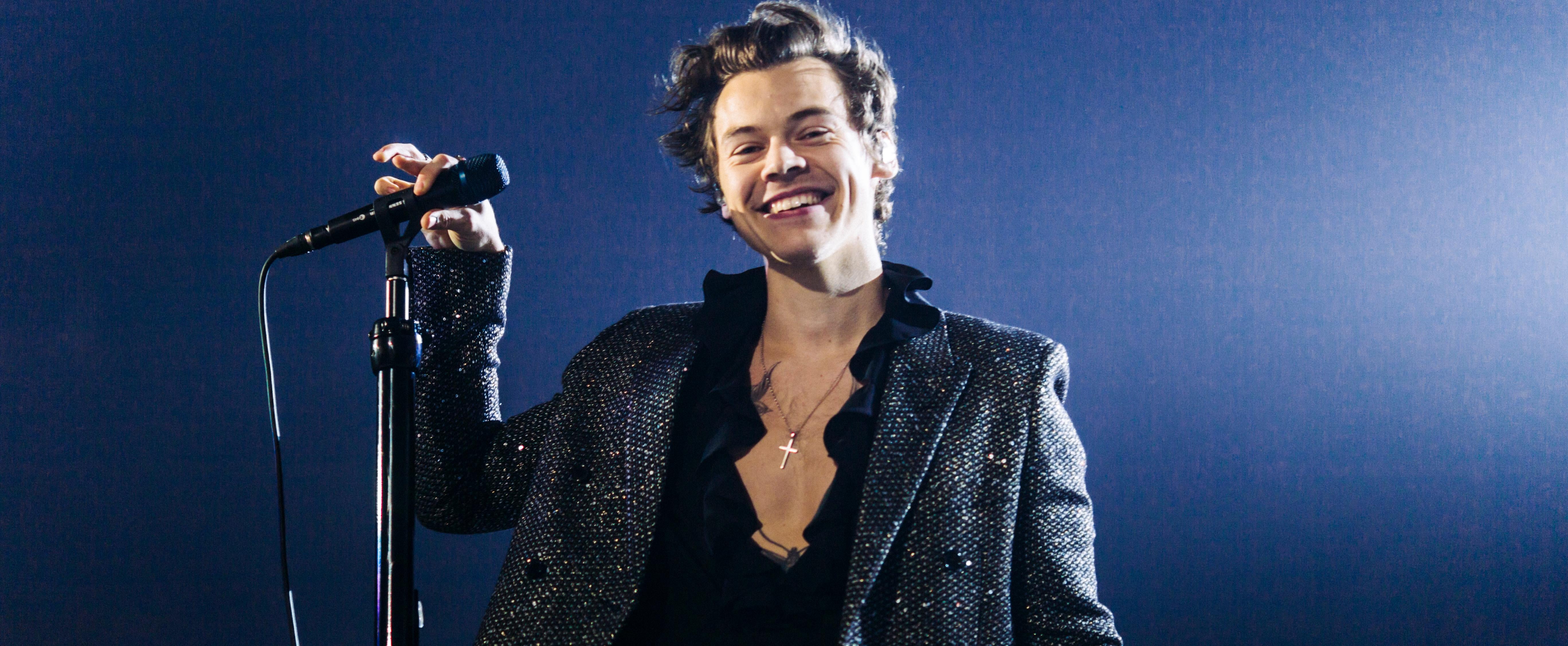 Harry Styles Sings Taylor Swift's Song "22" During a Concert | POPSUGAR ...