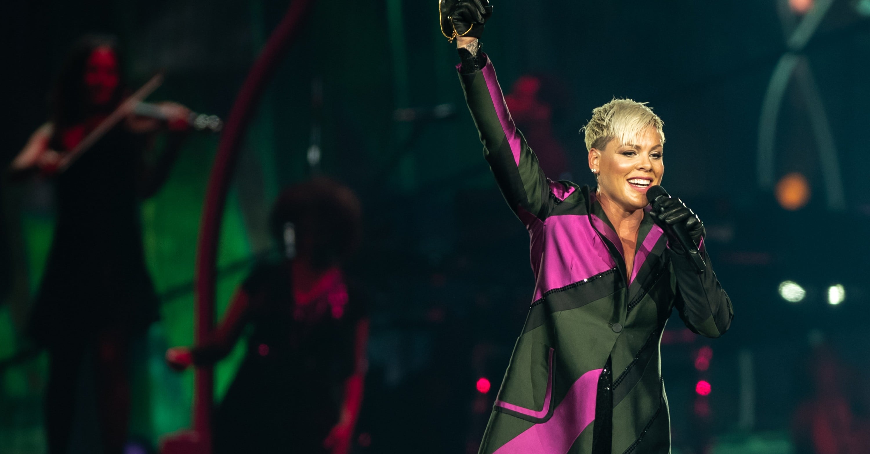 Pink Hugs Teen Fan During Australia Concert | PS Family