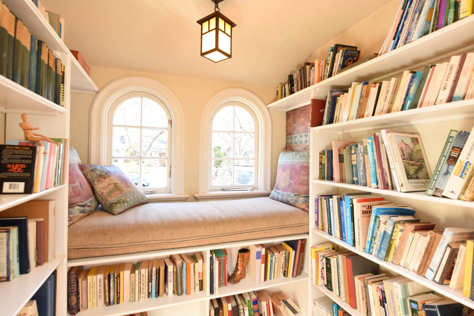 Best Airbnbs With Libraries | PS Smart Living