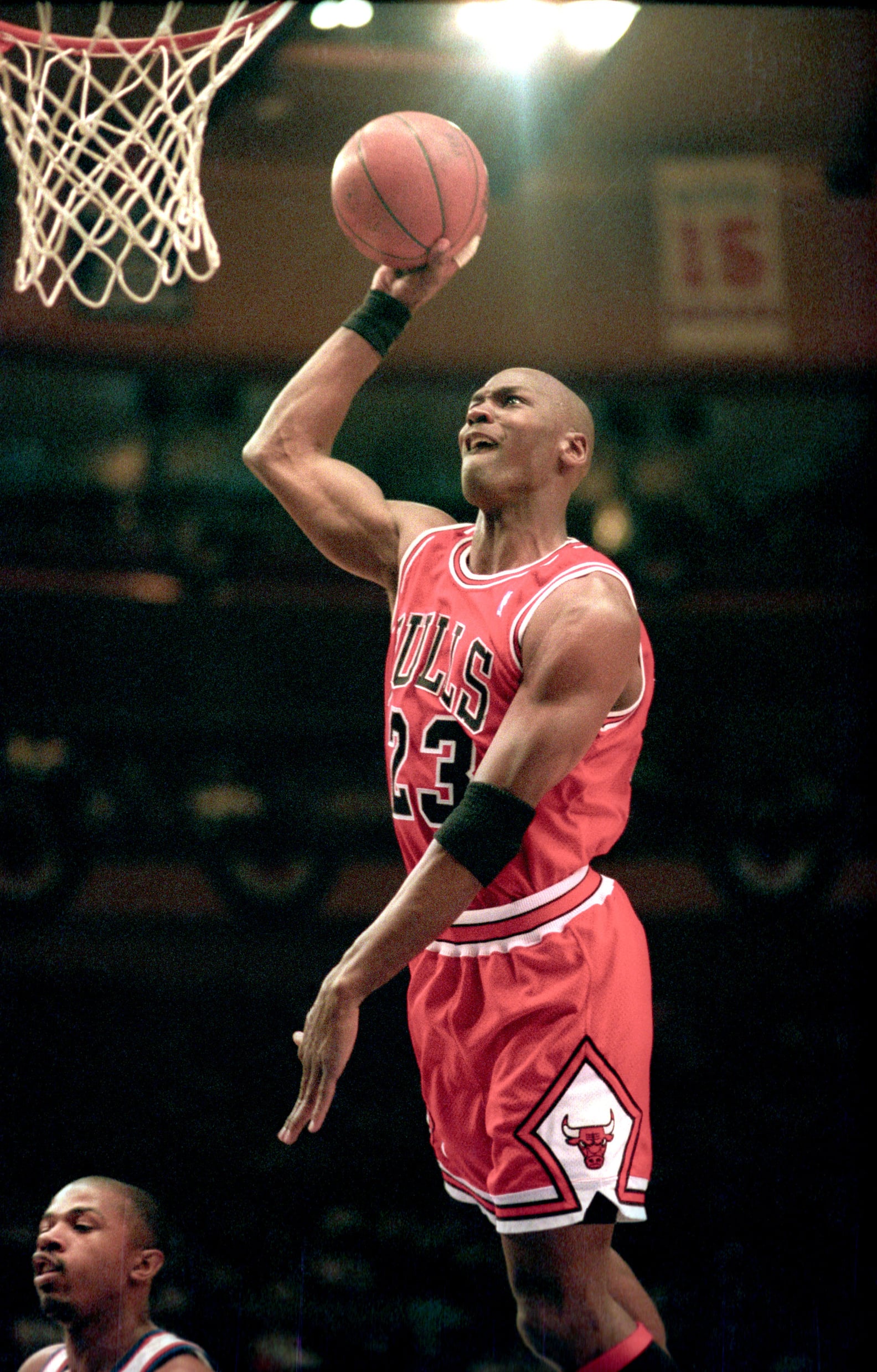 40 Stunning Photos of Michael Jordan Soaring Through the Air | PS Fitness