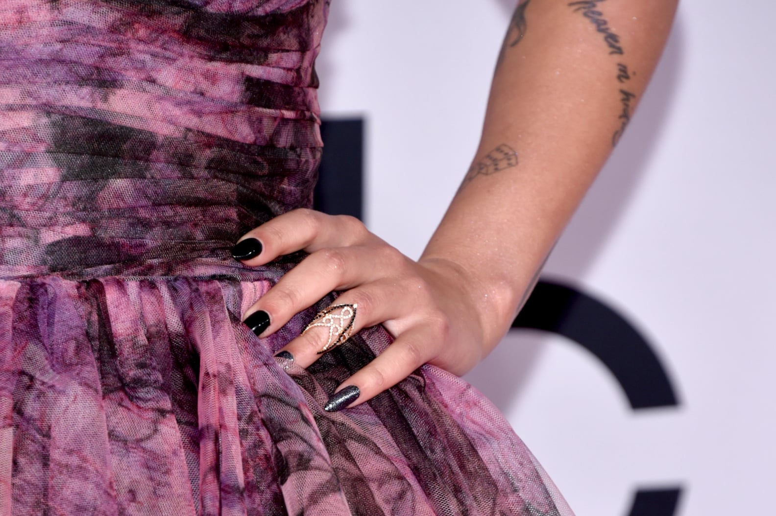 Best Manicures at the AMAs 2018 | PS Beauty