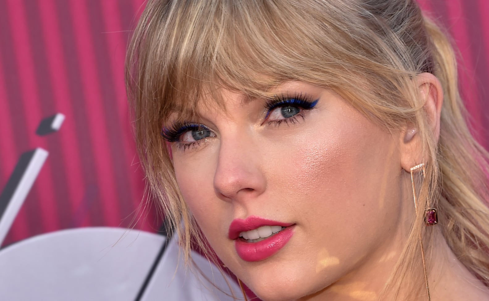 Taylor Swift Pink Hair at 2019 iHeart Radio Music Awards | POPSUGAR Beauty