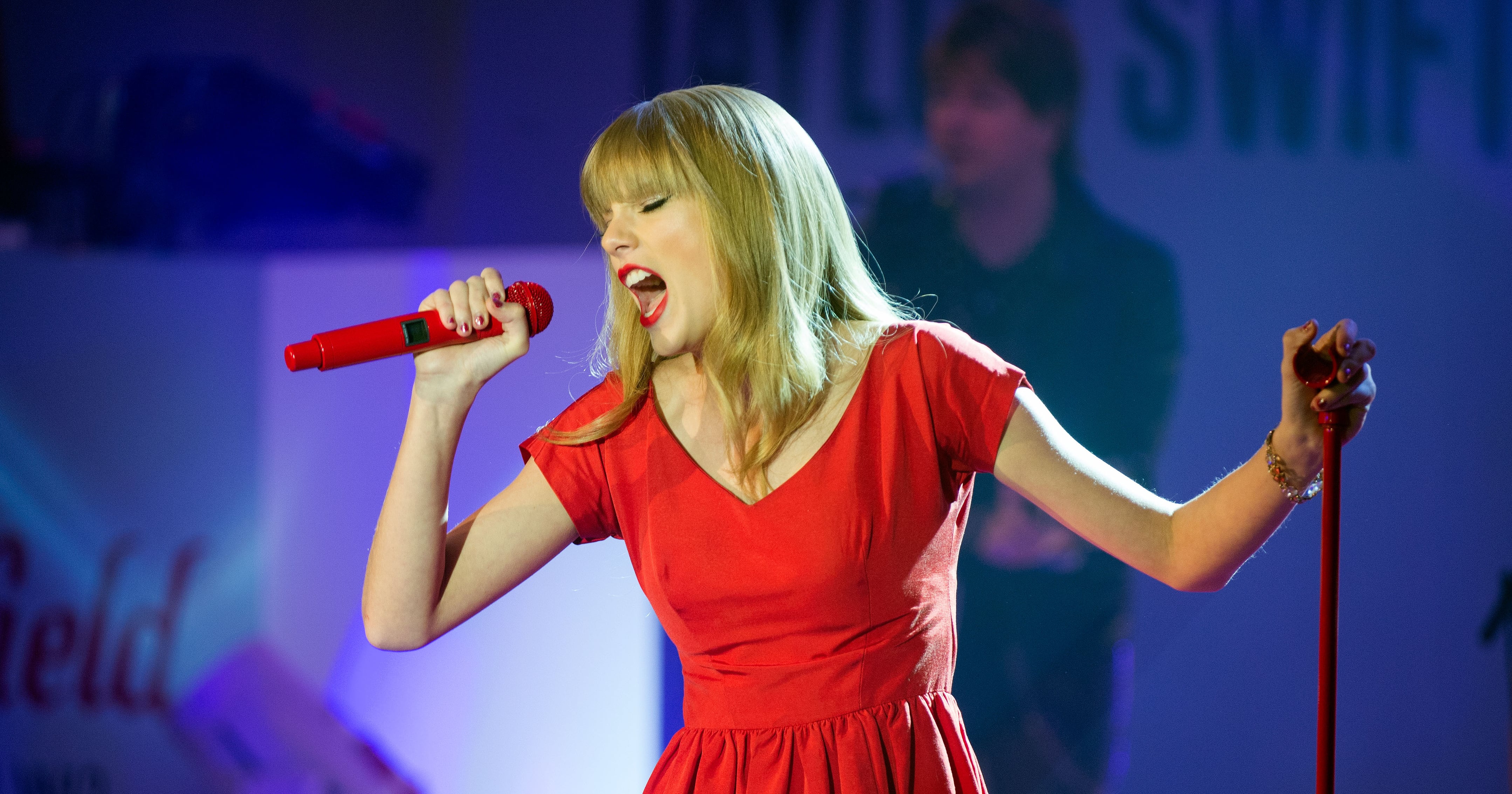 Taylor Swift Rerecords "Christmas Tree Farm" Song | PS Entertainment