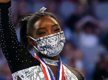 Simone Biles's Floating Eyeliner Makeup While Competing | POPSUGAR Beauty
