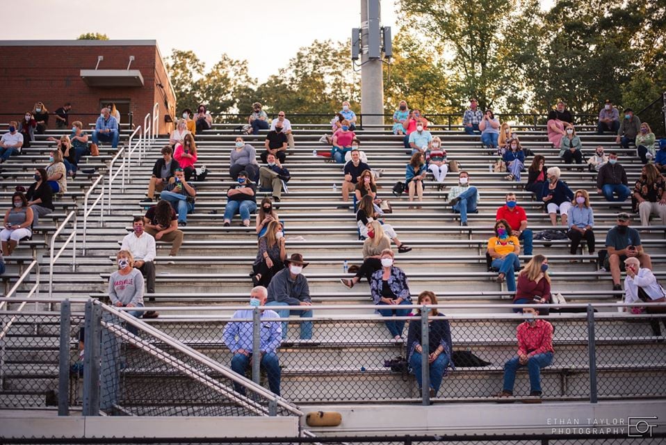 High School Graduation Photos With Social Distancing | POPSUGAR Family