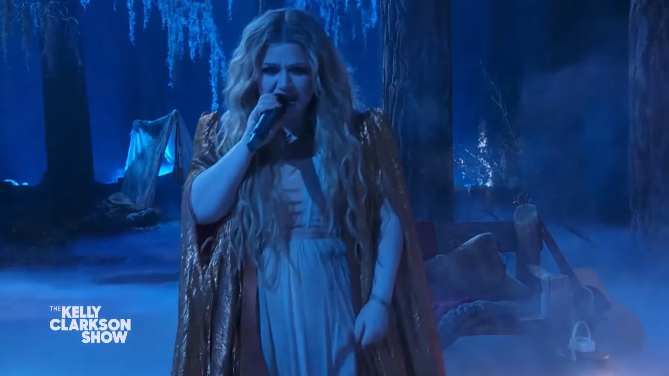 Kelly Clarkson Sings "Monster Mash" Video | POPSUGAR Entertainment