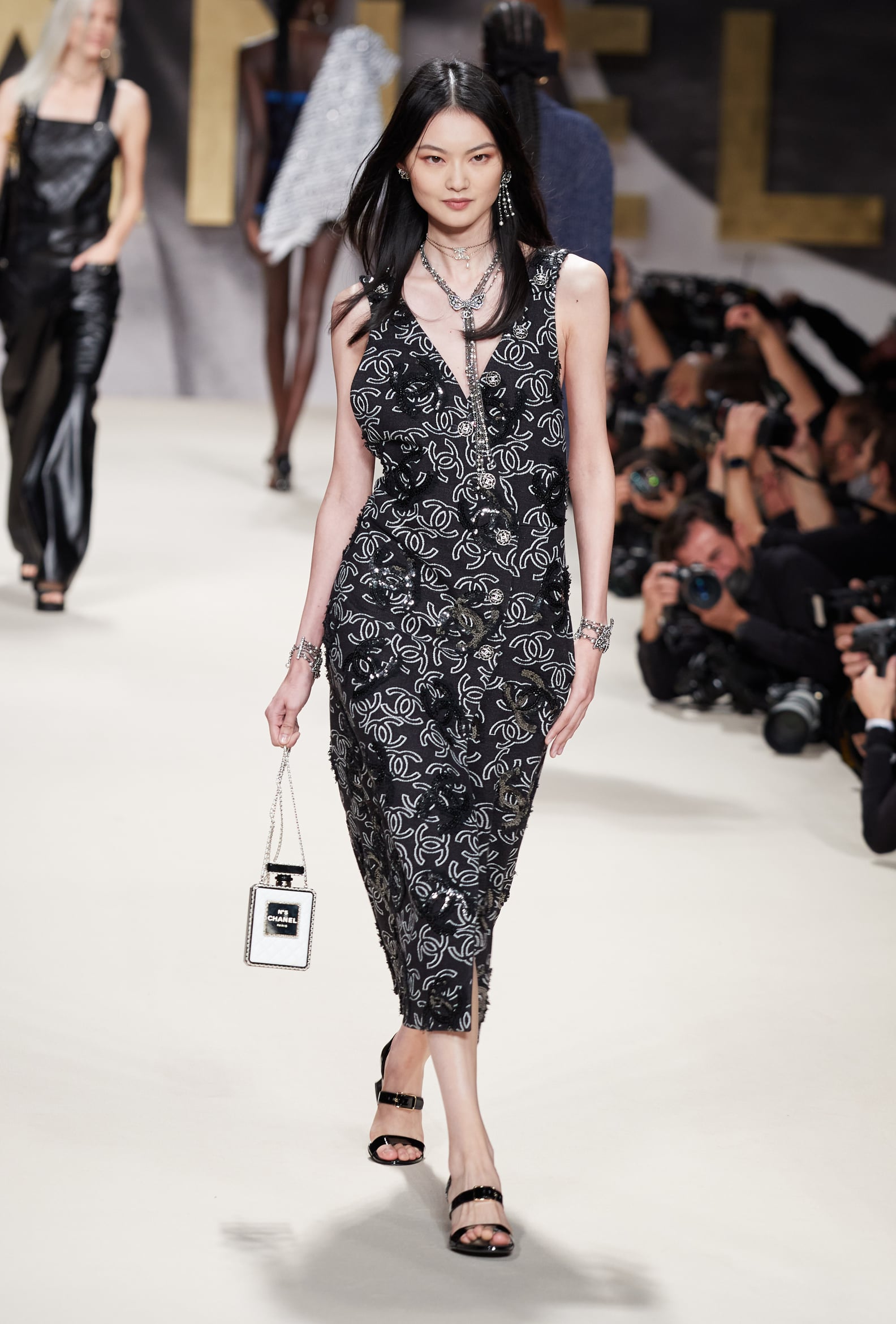 Chanel's SS22 Show Was a Throwback to the '90s Runway | PS Fashion