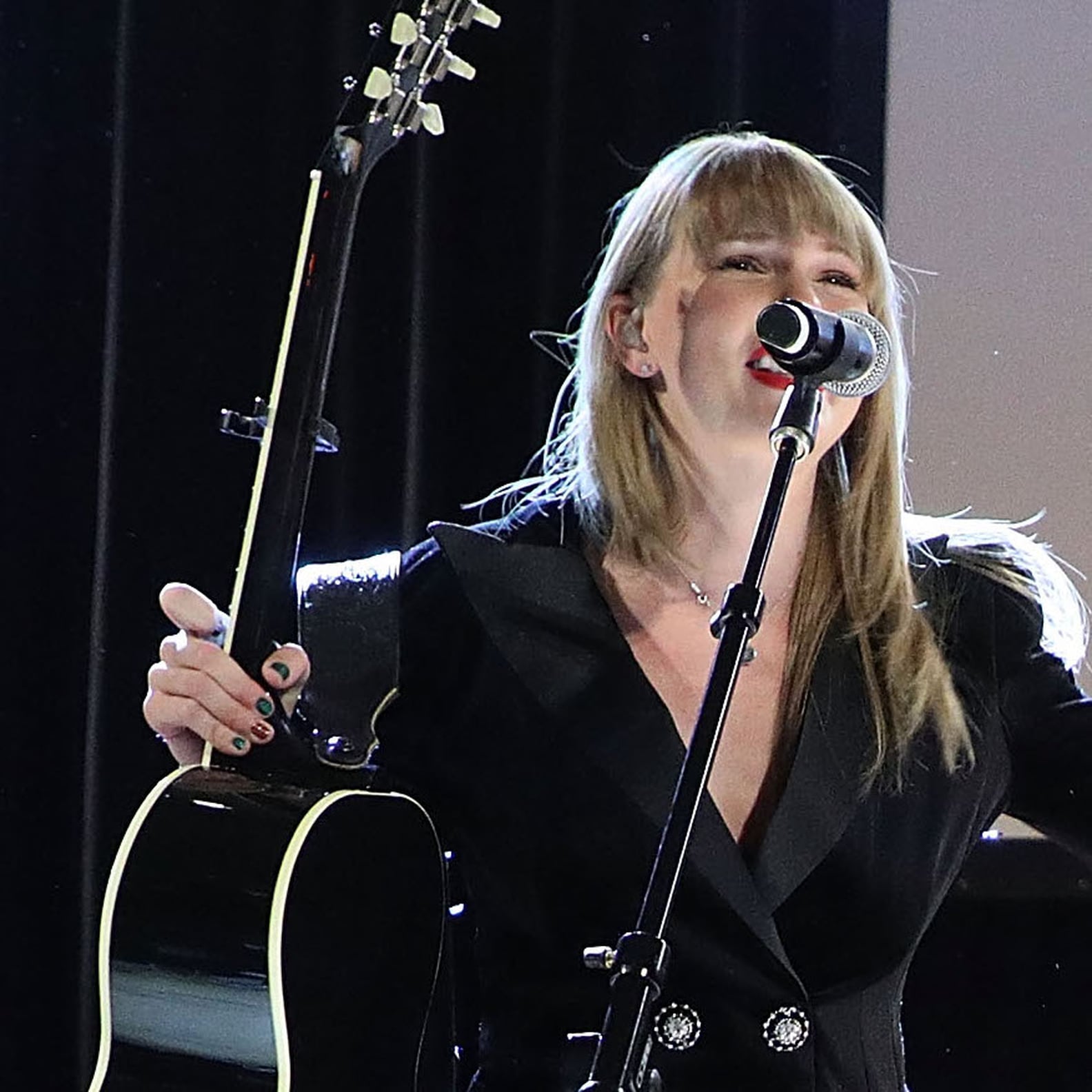 Taylor Swift's Christmas Skittles Manicure Is Festive AF | PS Beauty