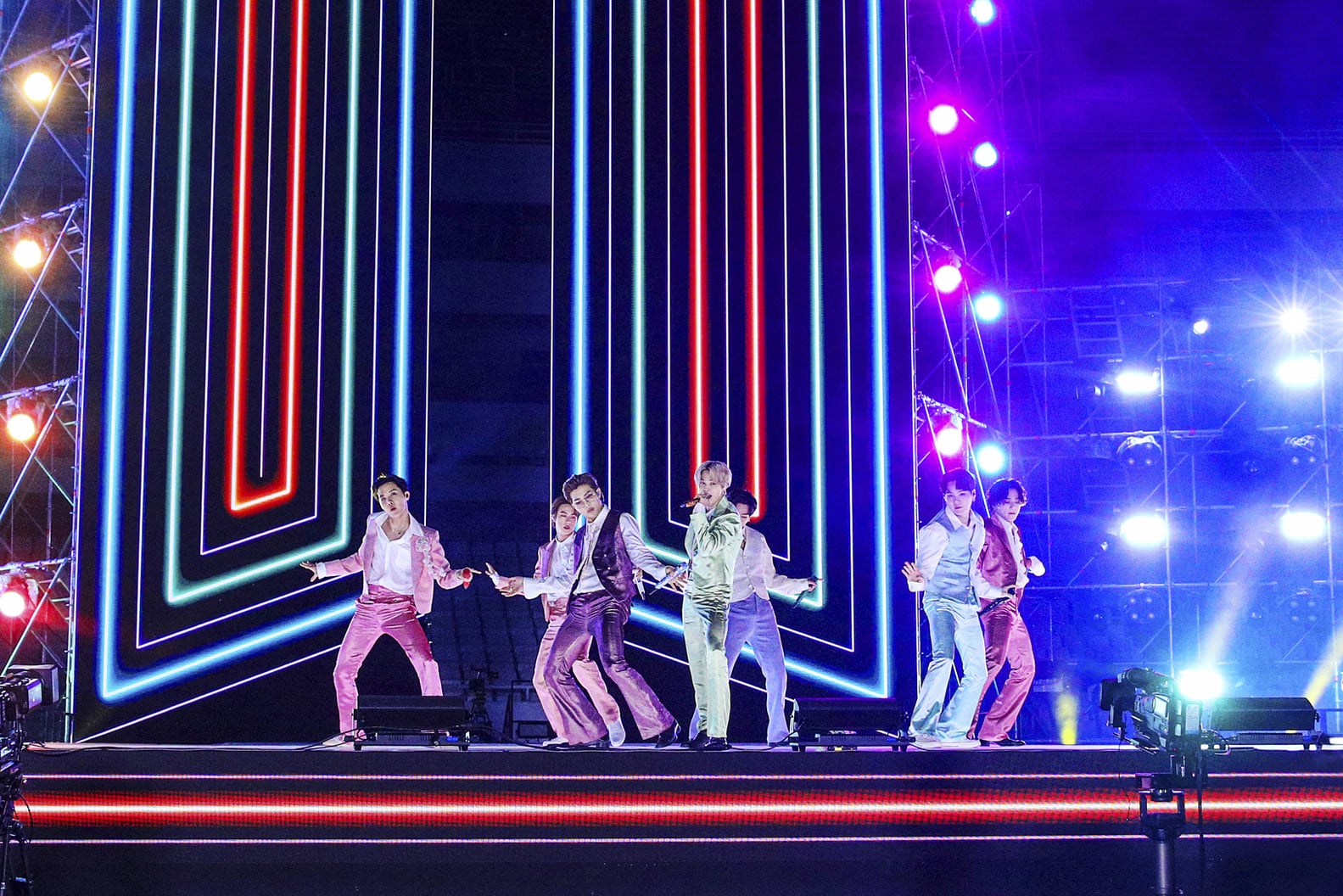 BTS's Rainbow Suits at the AMAs | PS Fashion