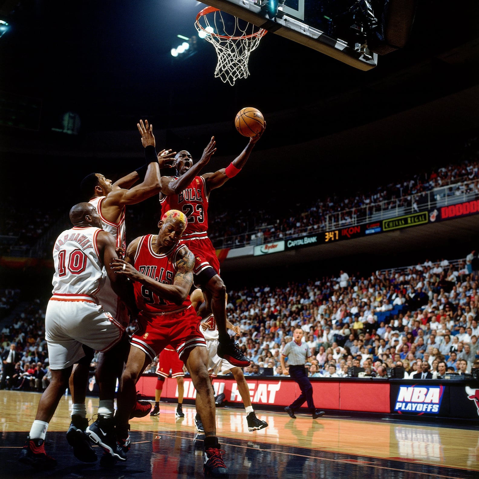 40 Stunning Photos of Michael Jordan Soaring Through the Air | PS Fitness