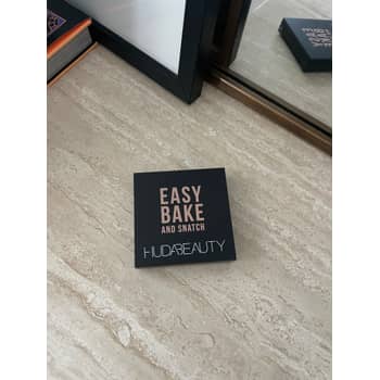 Huda Beauty Easy Bake Pressed Setting Powder Review + Photos | PS UK Beauty