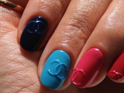 Chanel Logo Embossed Nail-Art Design: How-To | POPSUGAR Beauty