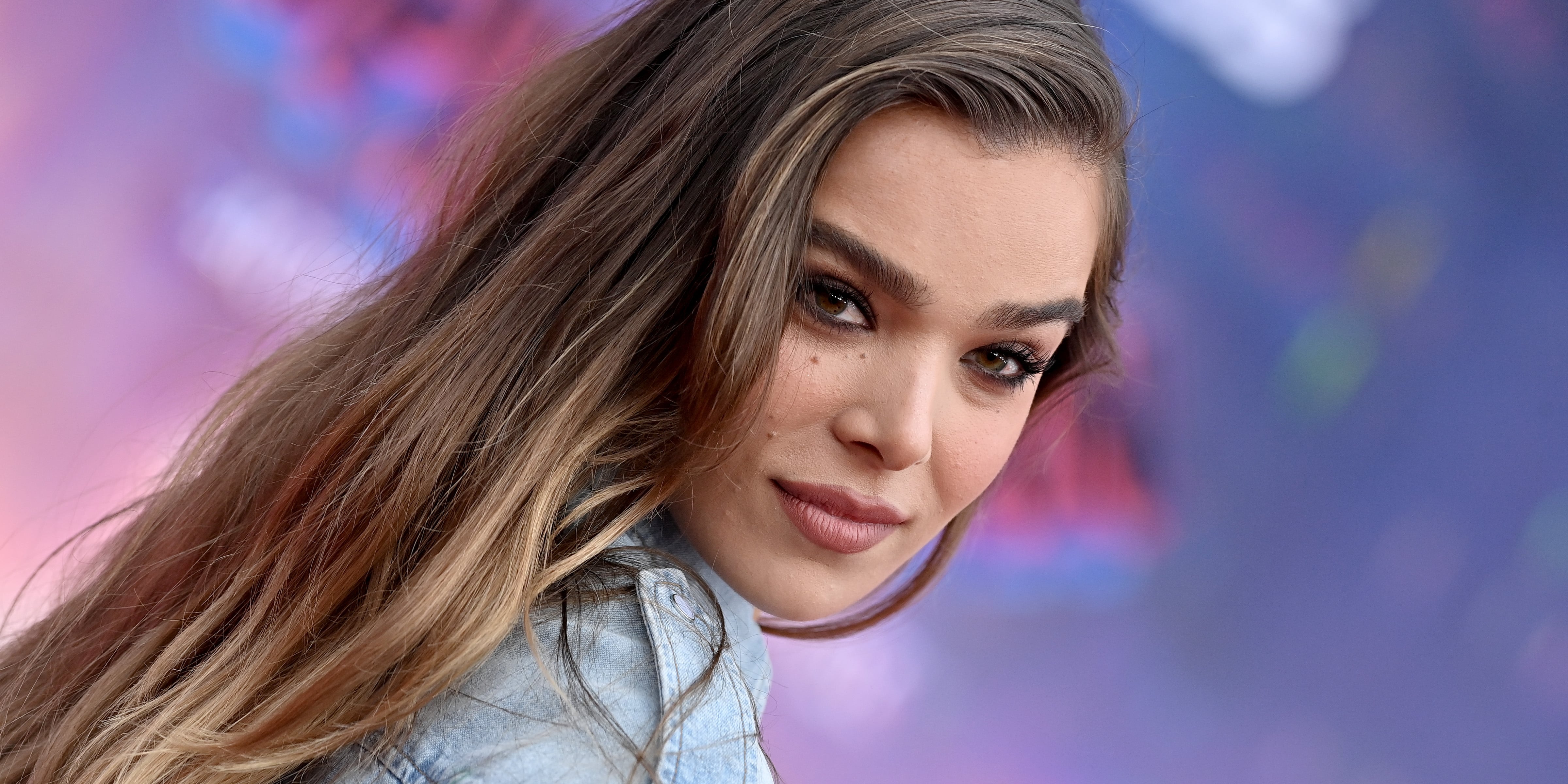 Hailee Steinfeld's Leg-Baring Skirt at Spider-Man Premiere | POPSUGAR ...