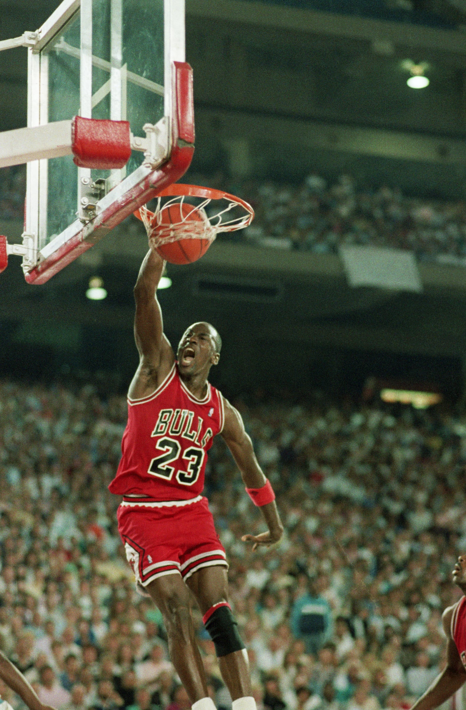 40 Stunning Photos of Michael Jordan Soaring Through the Air | PS Fitness