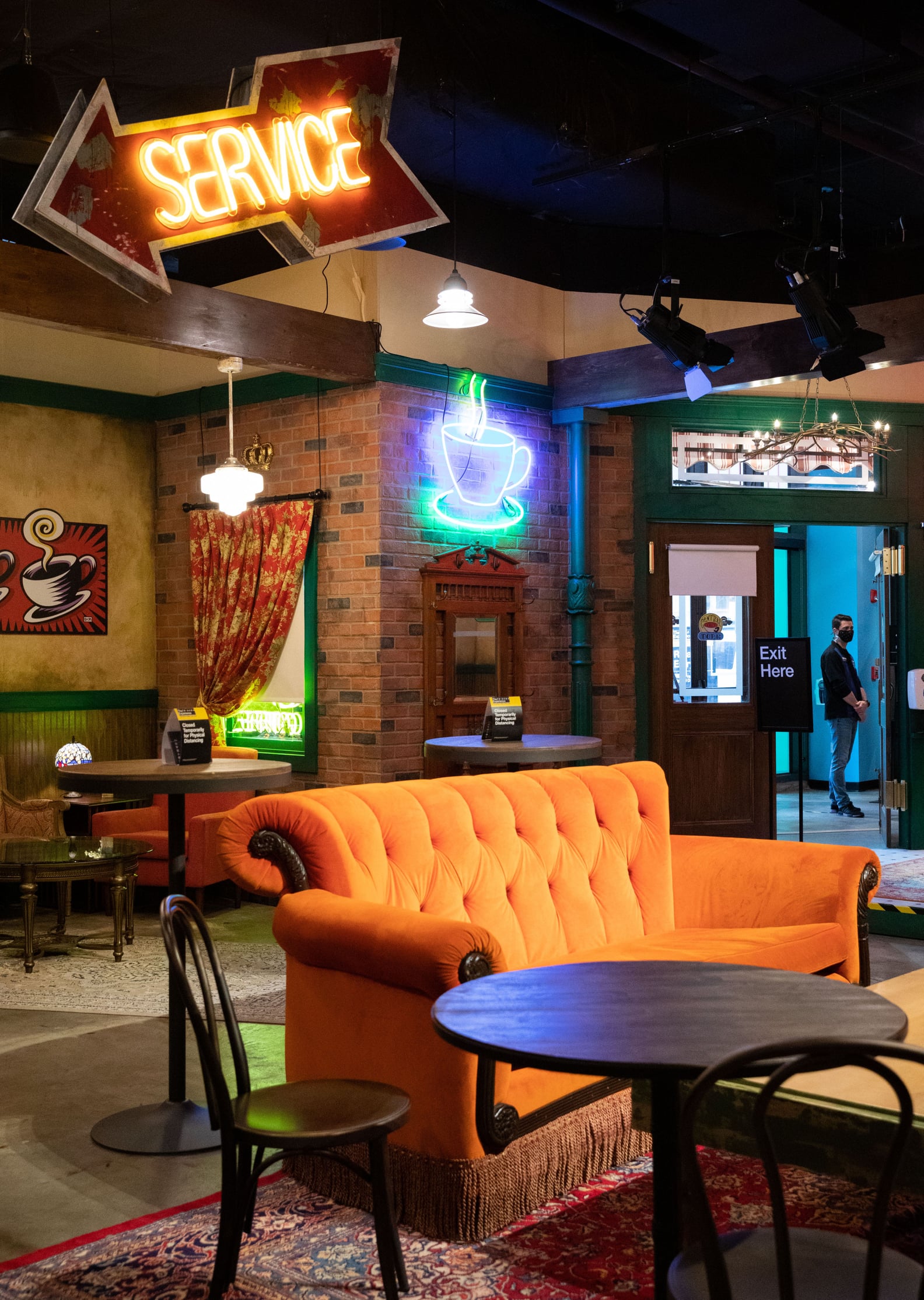 How to Stay Overnight at the Friends Experience in NYC | PS Smart Living