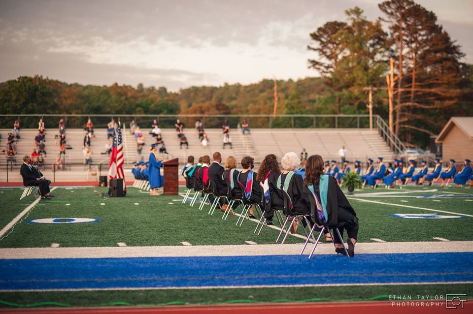 High School Graduation Photos With Social Distancing | POPSUGAR Family