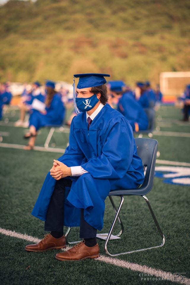 High School Graduation Photos With Social Distancing | POPSUGAR Family