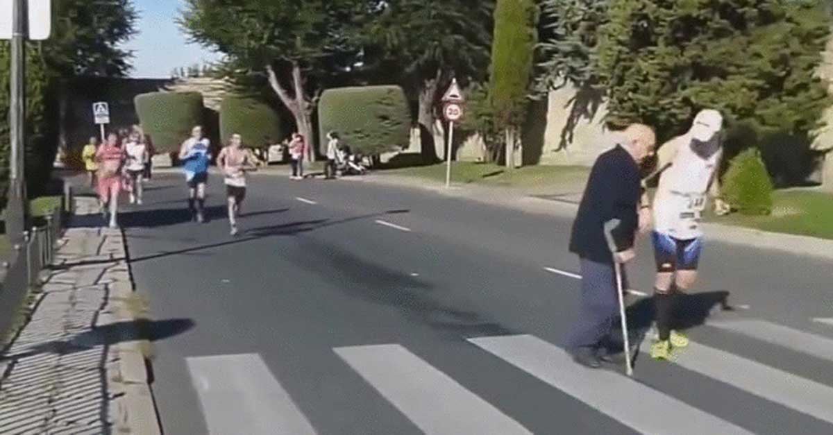 Marathon Runner Stops to Help Old Man | PS Fitness