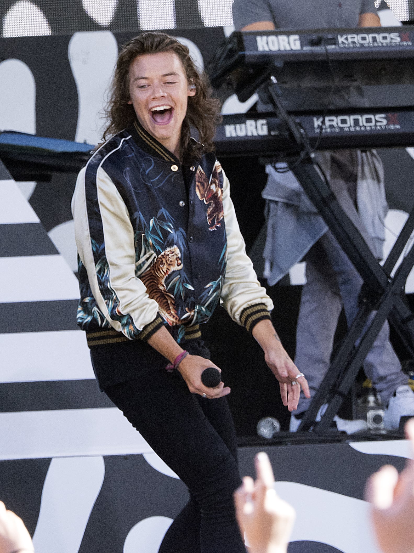 Pictures of Harry Styles Smiling and Laughing | PS Celebrity