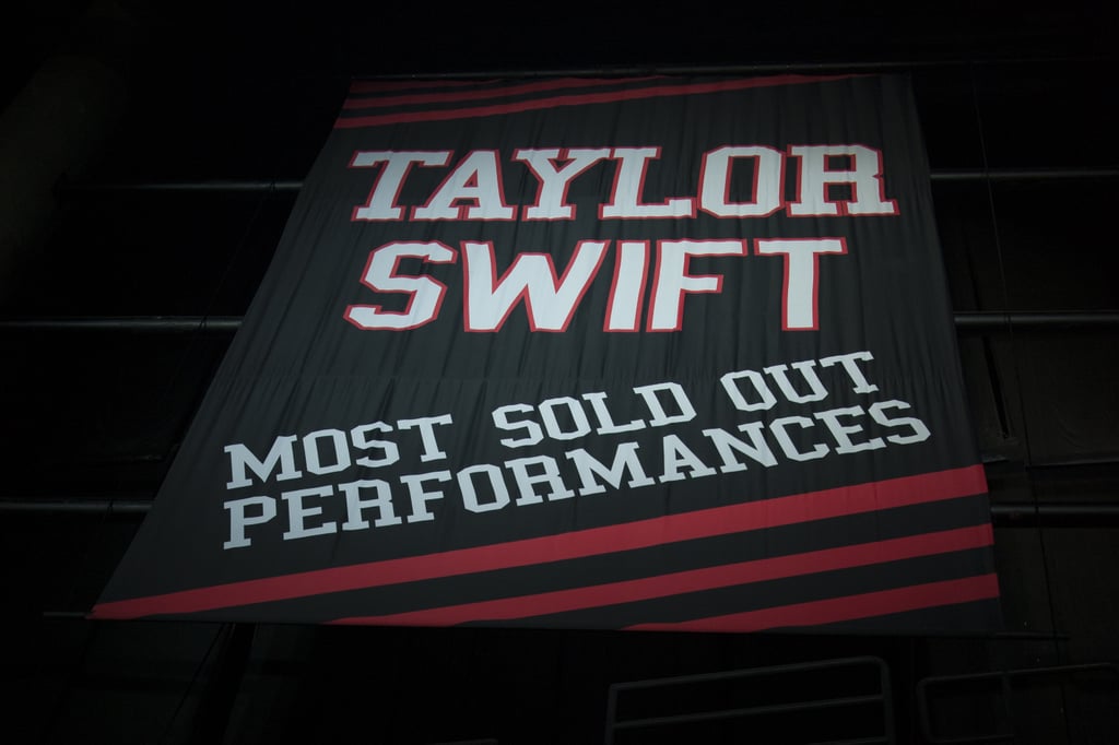 Taylor Swift Breaks Sold-Out Performance Record in LA | POPSUGAR Celebrity