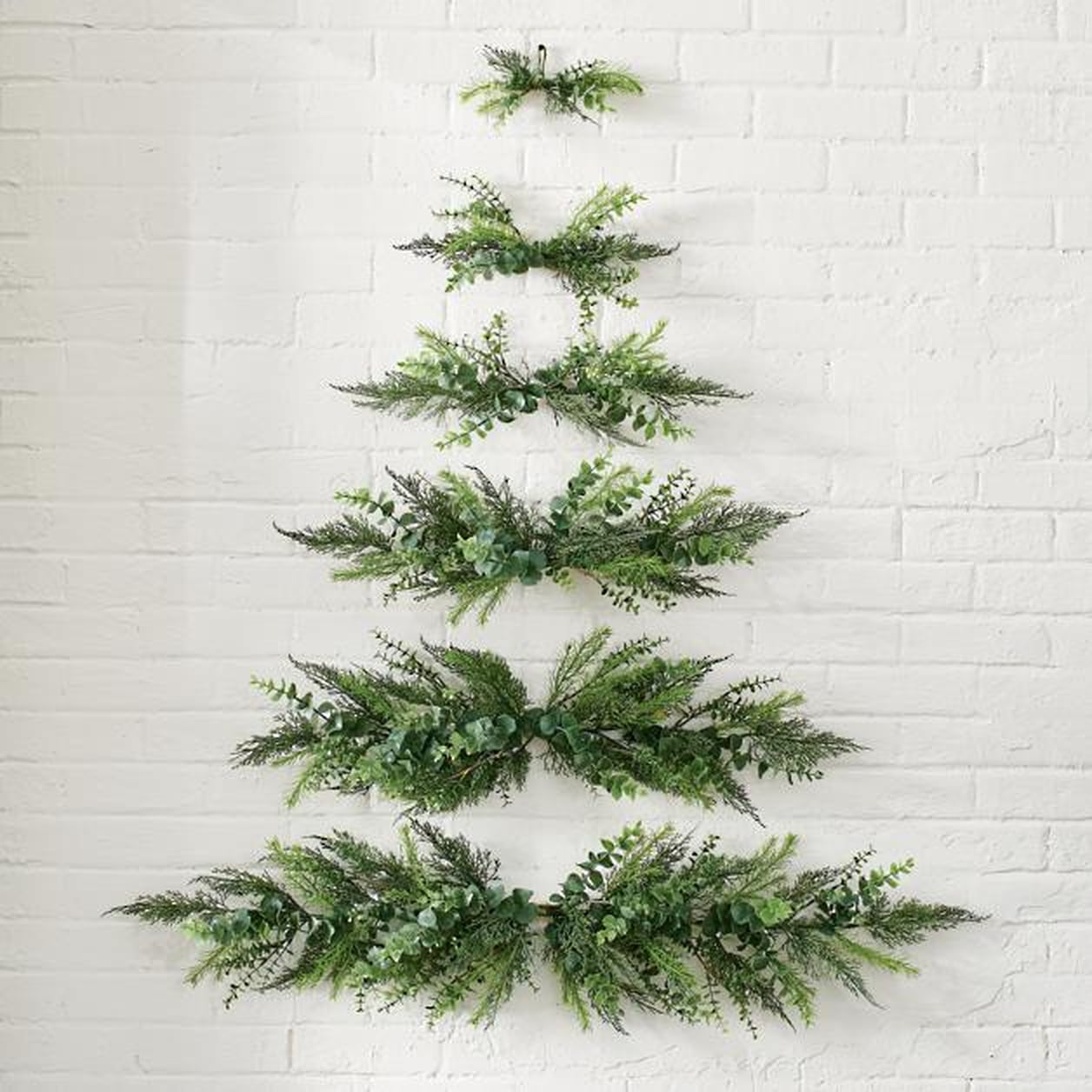 This Wall Hanging Christmas Tree Is Perfect For Small Spaces | PS Home
