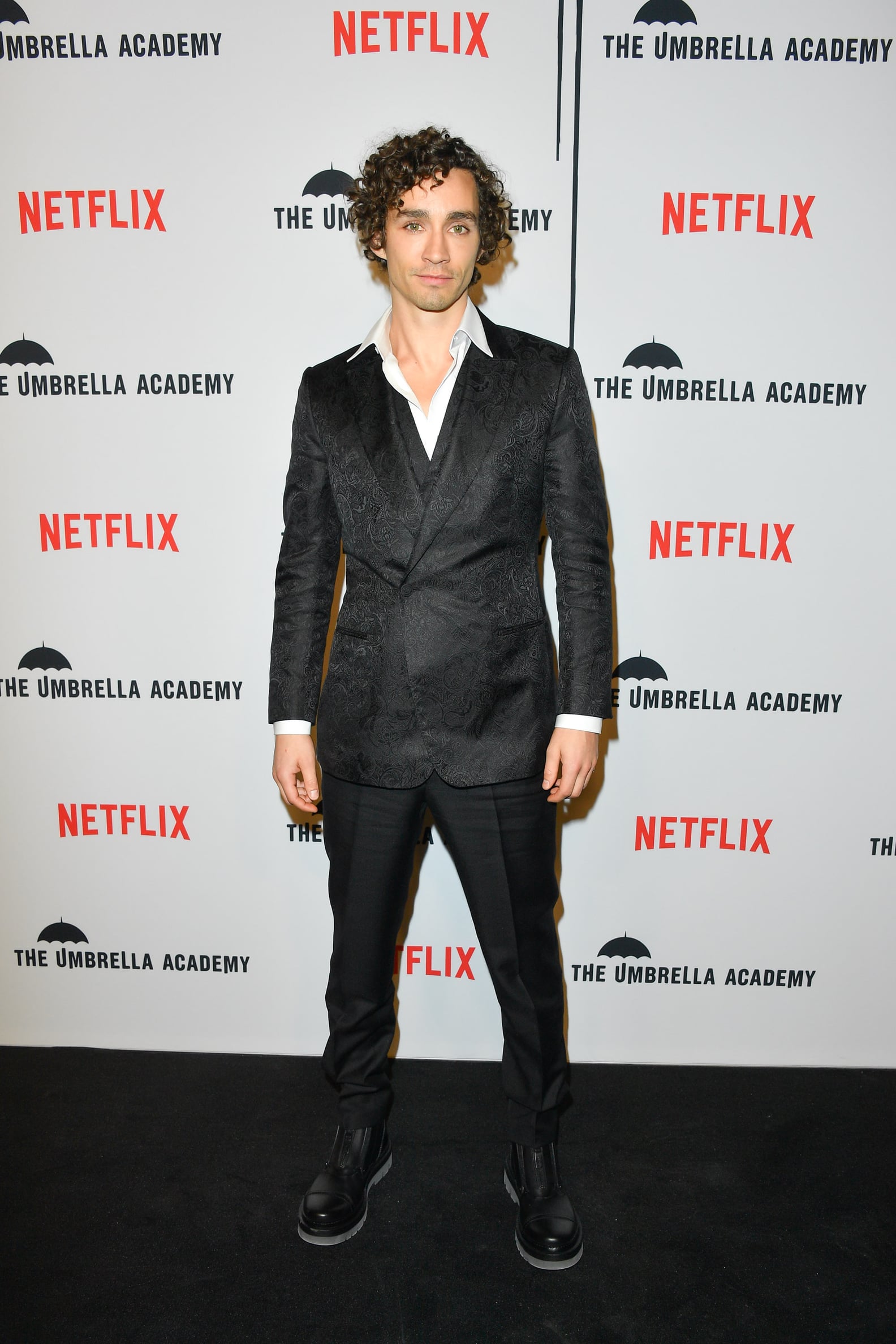 See The Umbrella Academy's Robert Sheehan's Hottest Photos | PS Celebrity