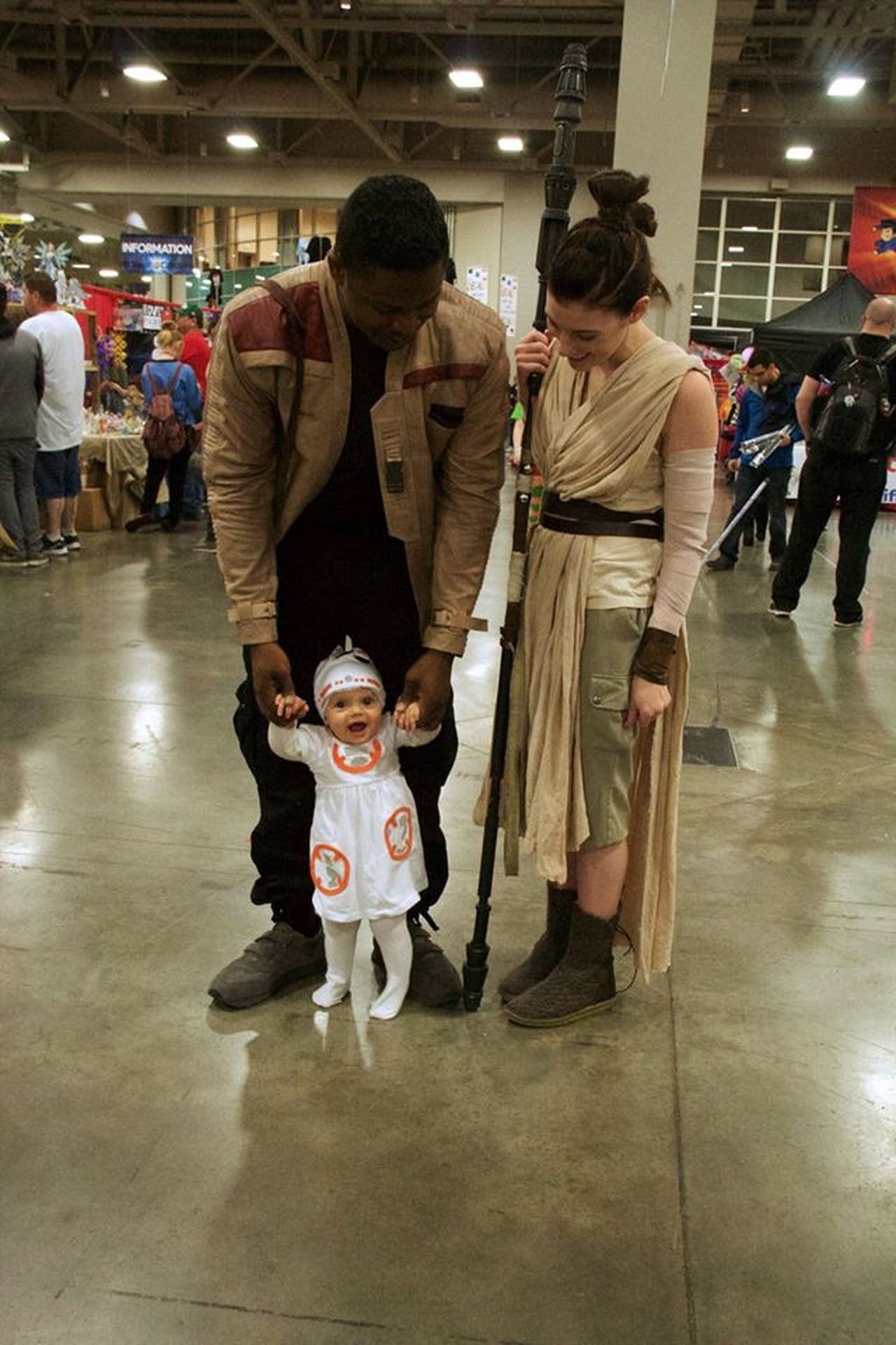 Family Dresses Up as Rey and Finn With BB-8 | PS Tech