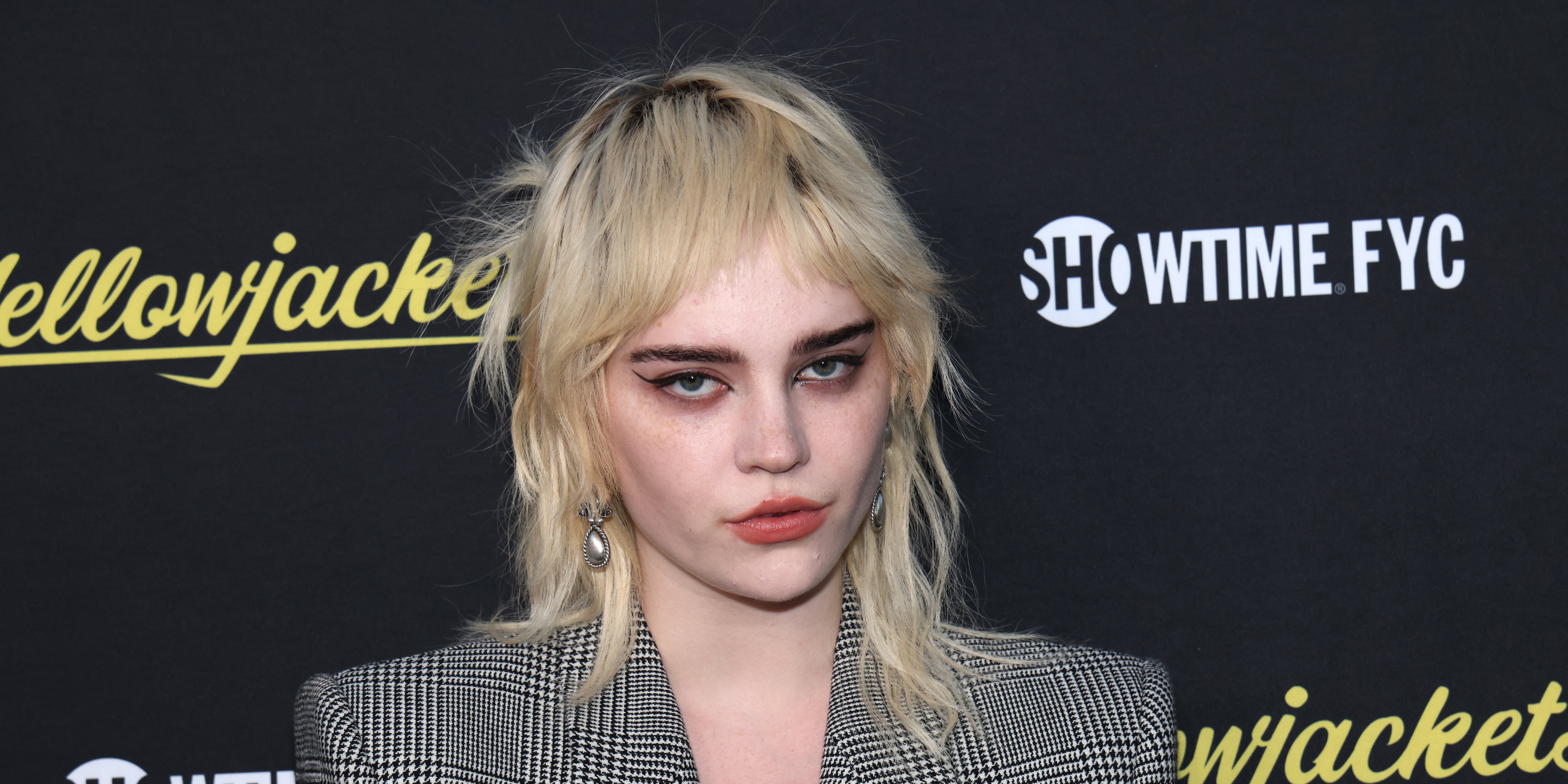 Sophie Thatcher's Black Bob Haircut at the Emmys 2022 | POPSUGAR Beauty