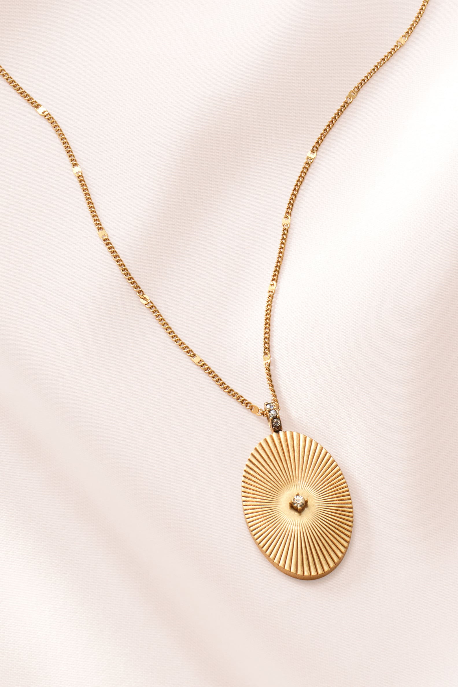 How to Layer Your Necklaces and Jewelry | PS Fashion