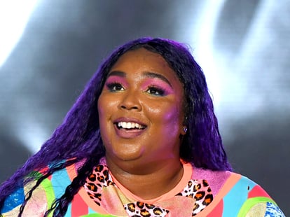 Lizzo's Star Chain Nail Art | POPSUGAR Beauty