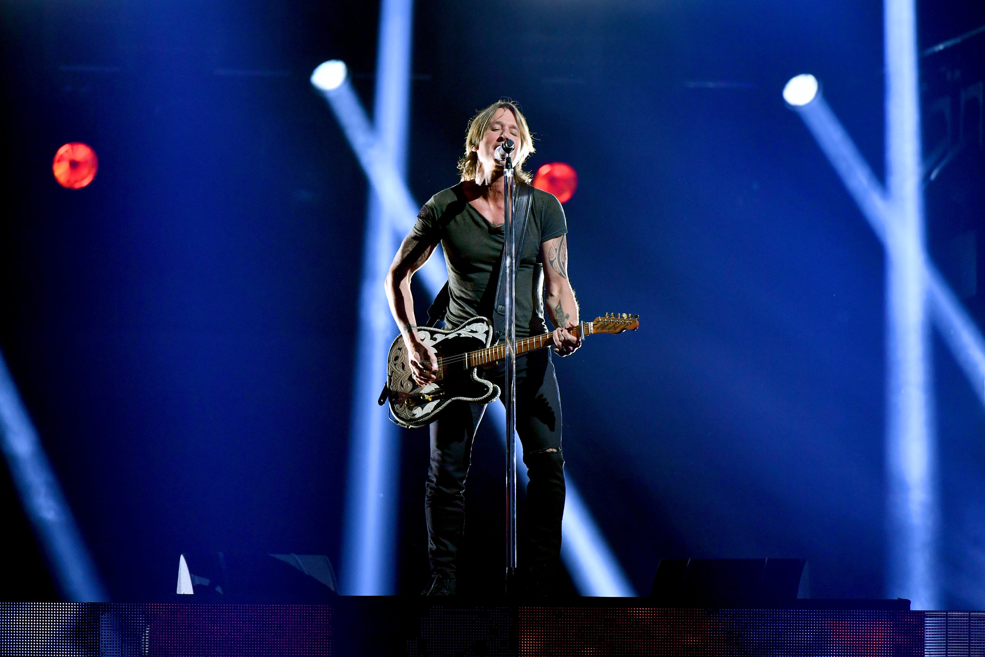 Keith Urban Performance at the 2018 CMA Awards Video | PS Entertainment