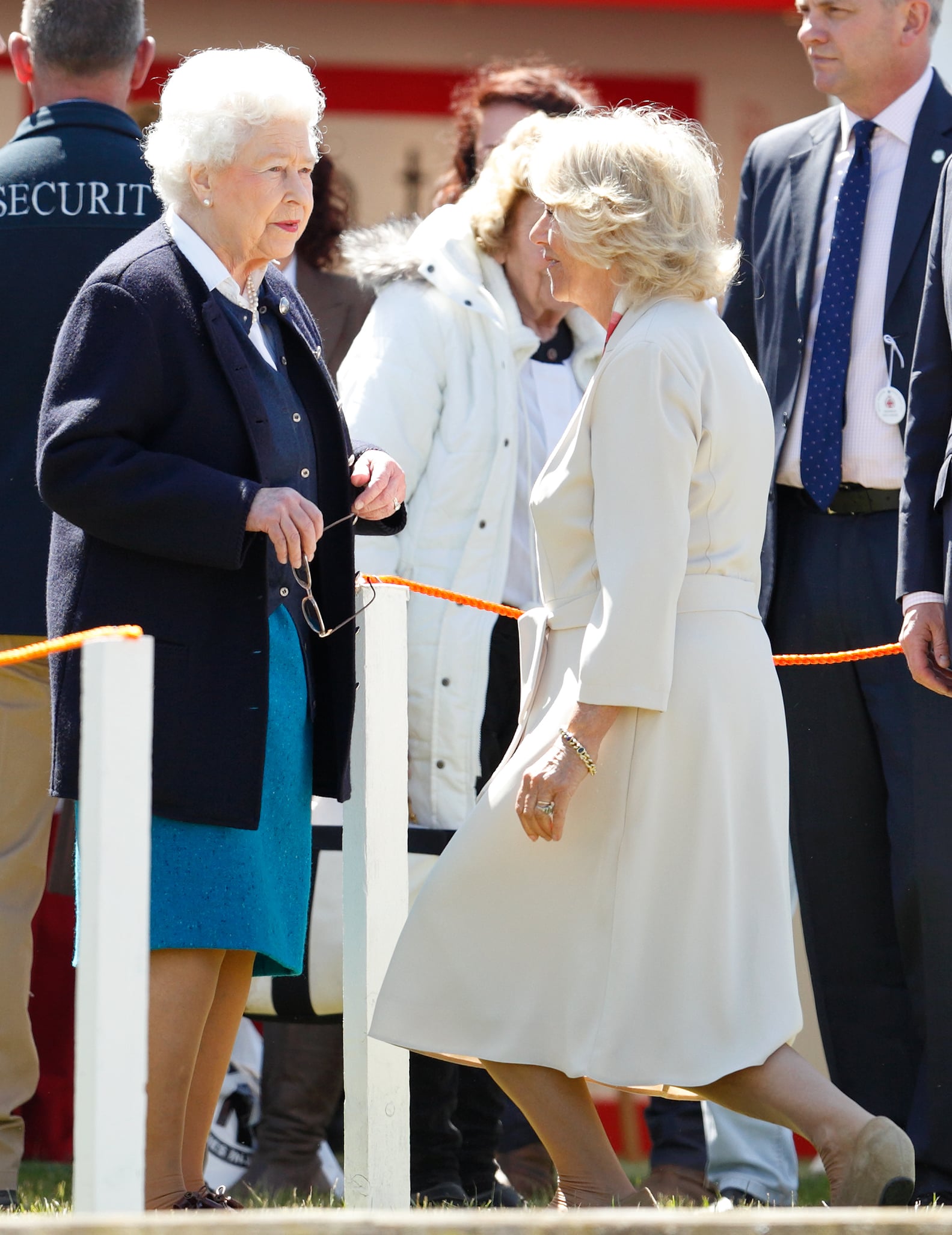 People Curtsying For Queen Elizabeth Pictures | PS Celebrity