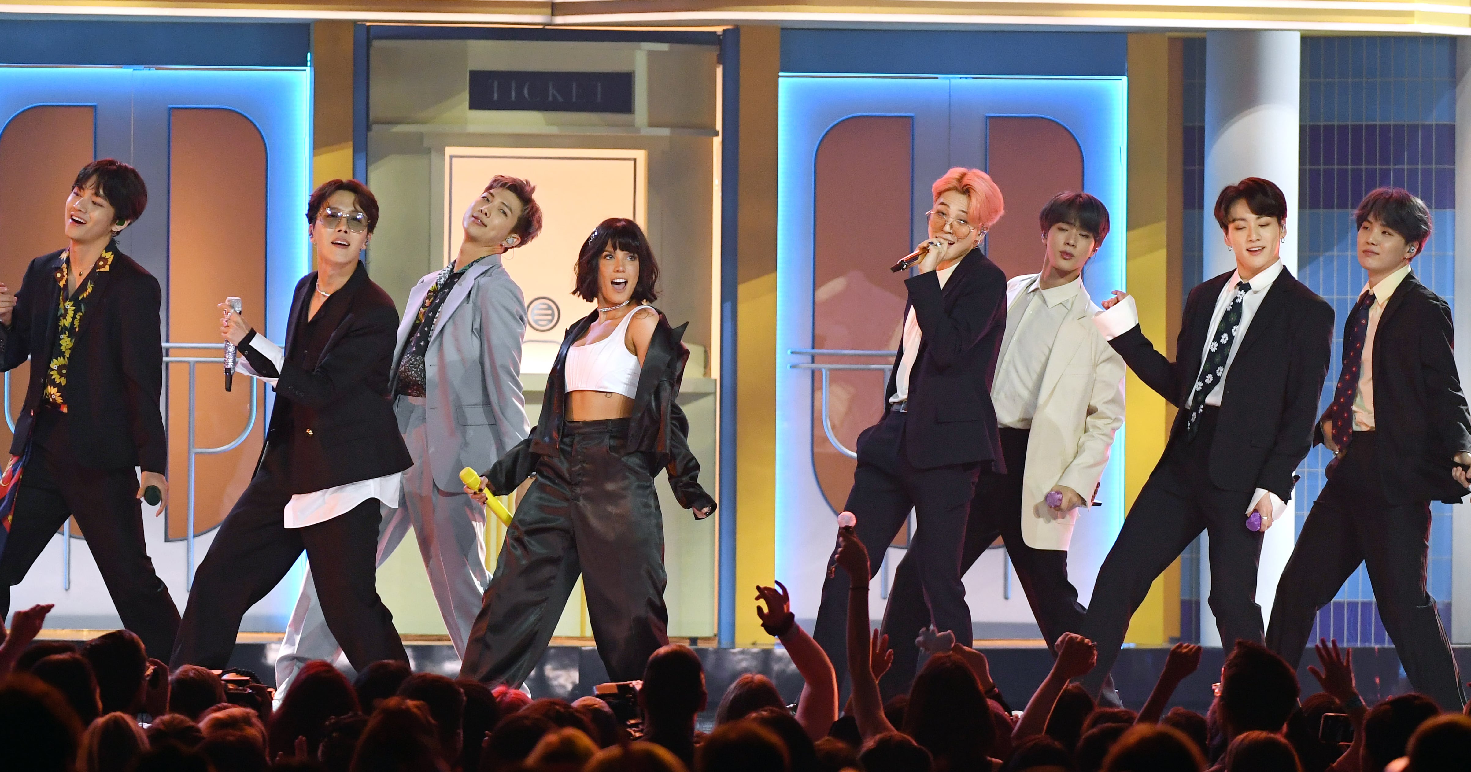 Halsey Attends BTS Concert and Poses With Them Backstage | PS Entertainment
