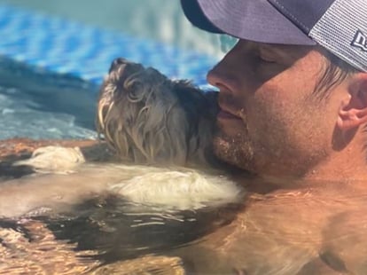 Justin Hartley and Sofia Pernas Pool Day Instagram Photos | POPSUGAR ...
