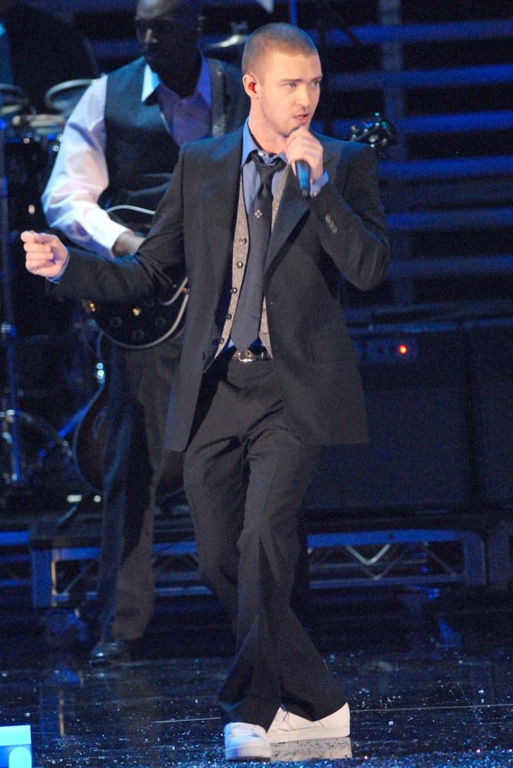 Justin worked the stage in a suit and tie at the Victoria's Secret ...