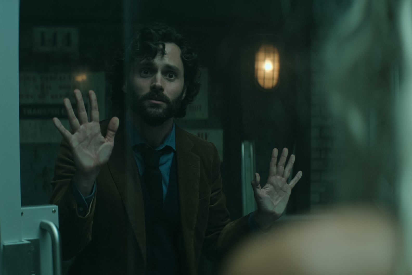 You Season 4 How Does Joes Glass Cage Get To London Ps Entertainment