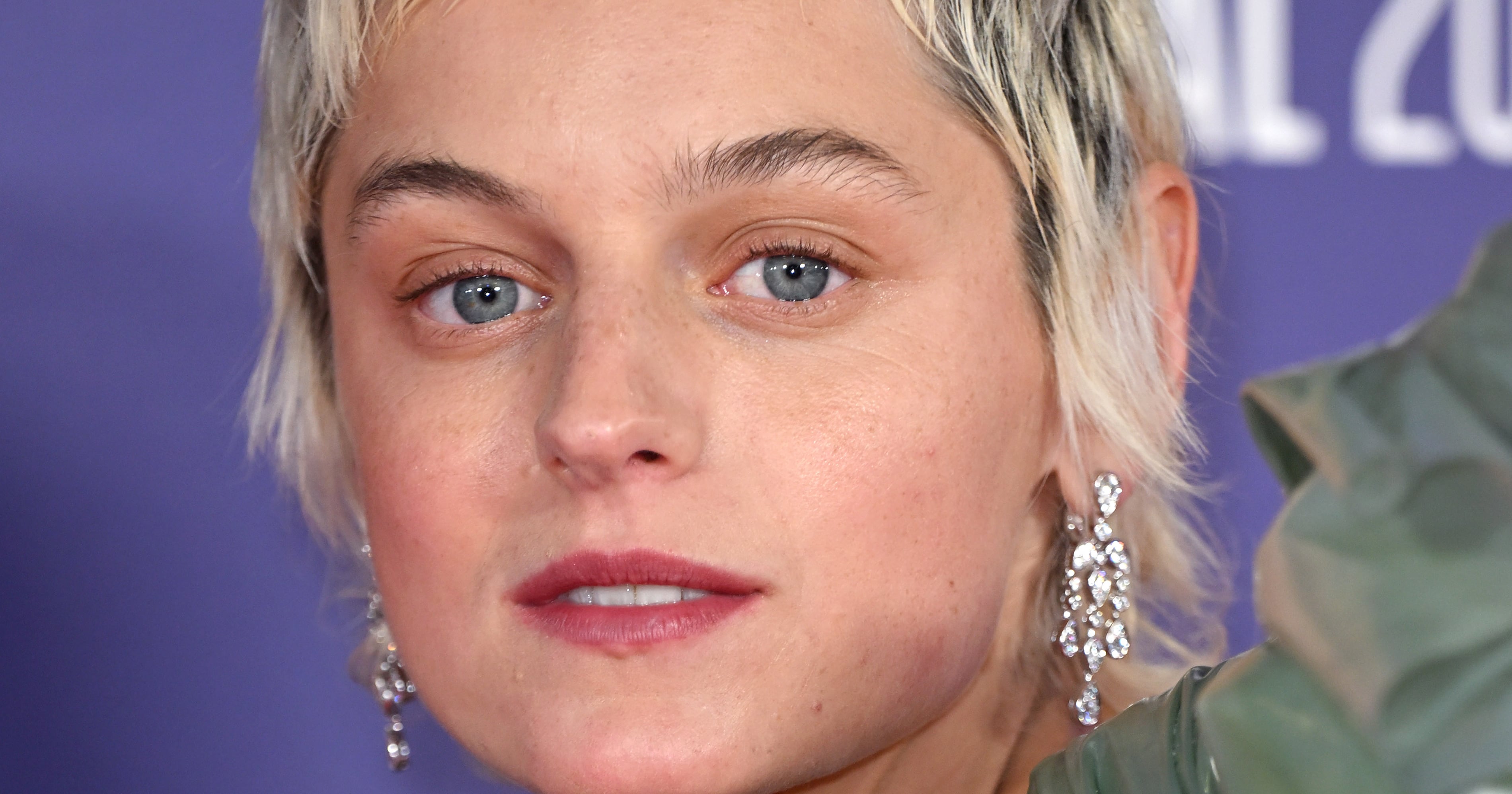 Emma Corrin’s "Mixie" Haircut: See Photos | PS Beauty