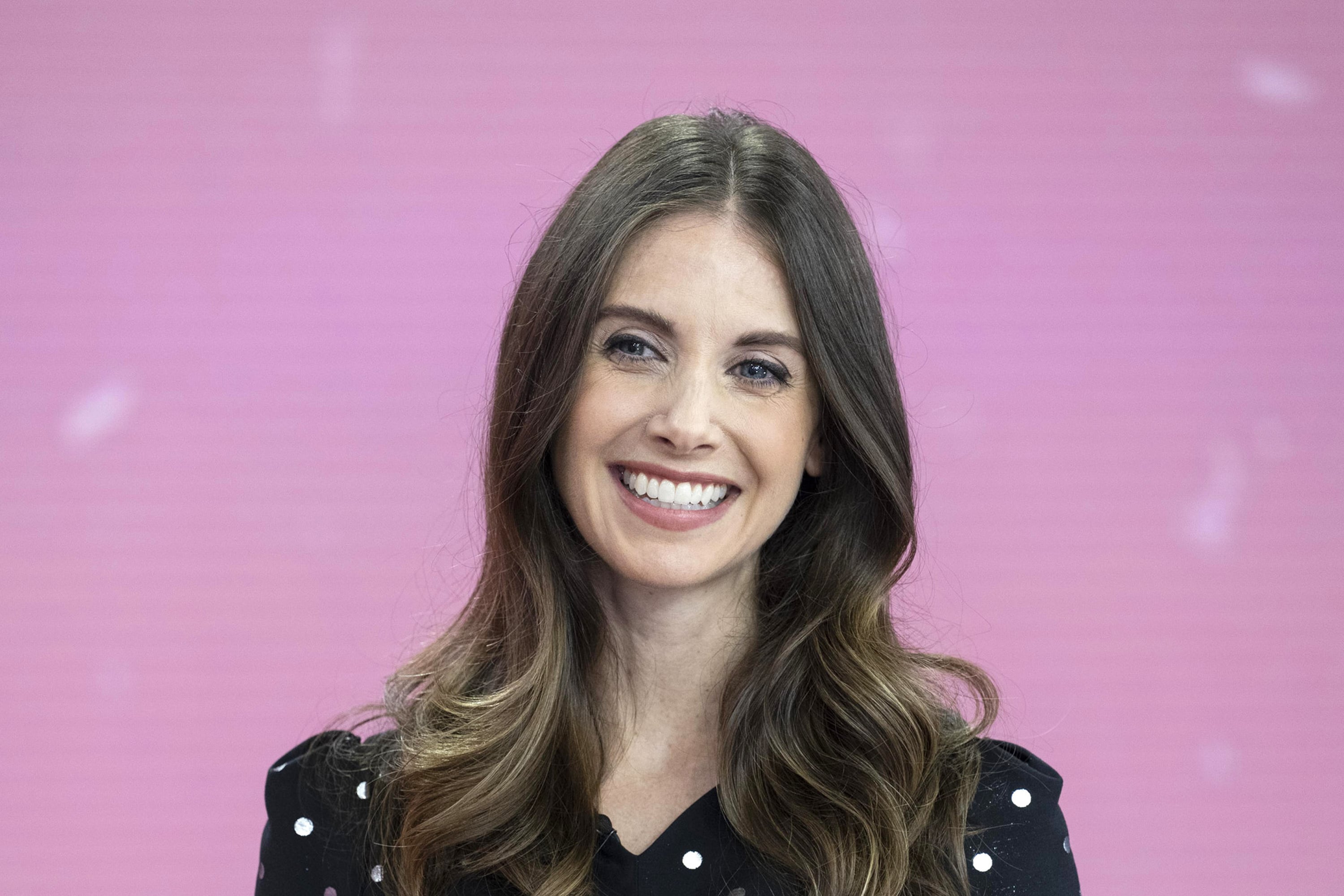 Alison Brie Does Chin-Ups For New Year | POPSUGAR Fitness