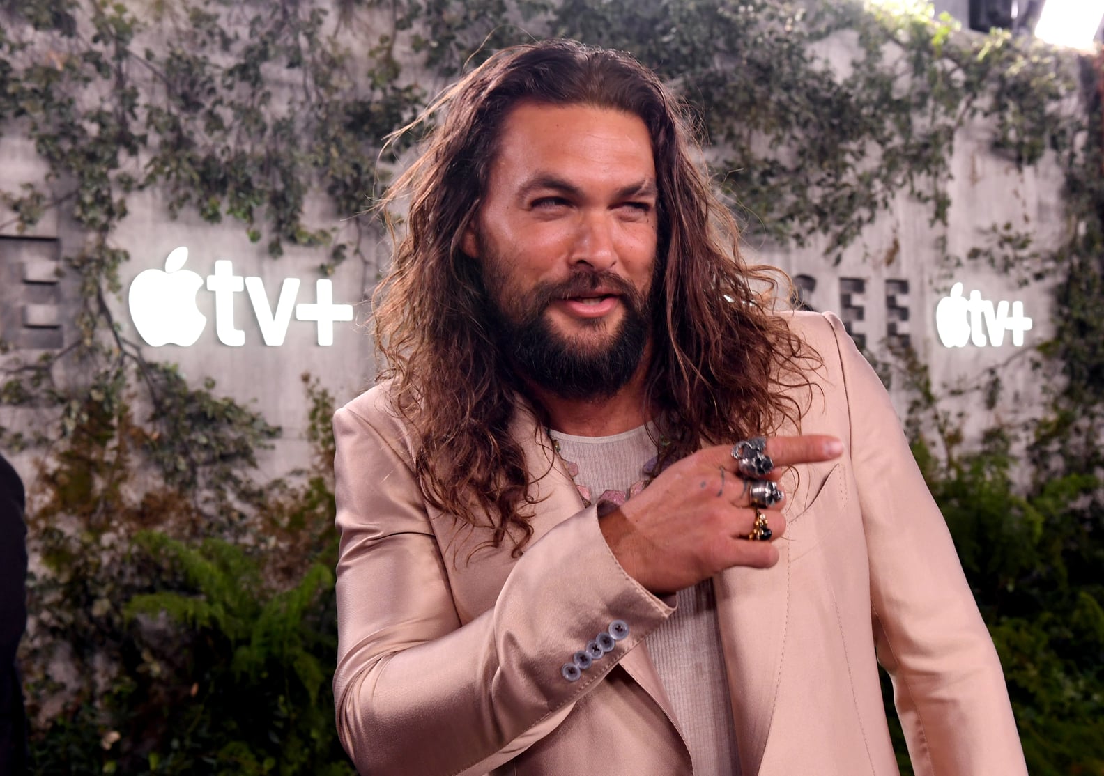 Jason Momoa Is a Red Carpet Stud in His Pink Tom Ford Suit | PS Fashion