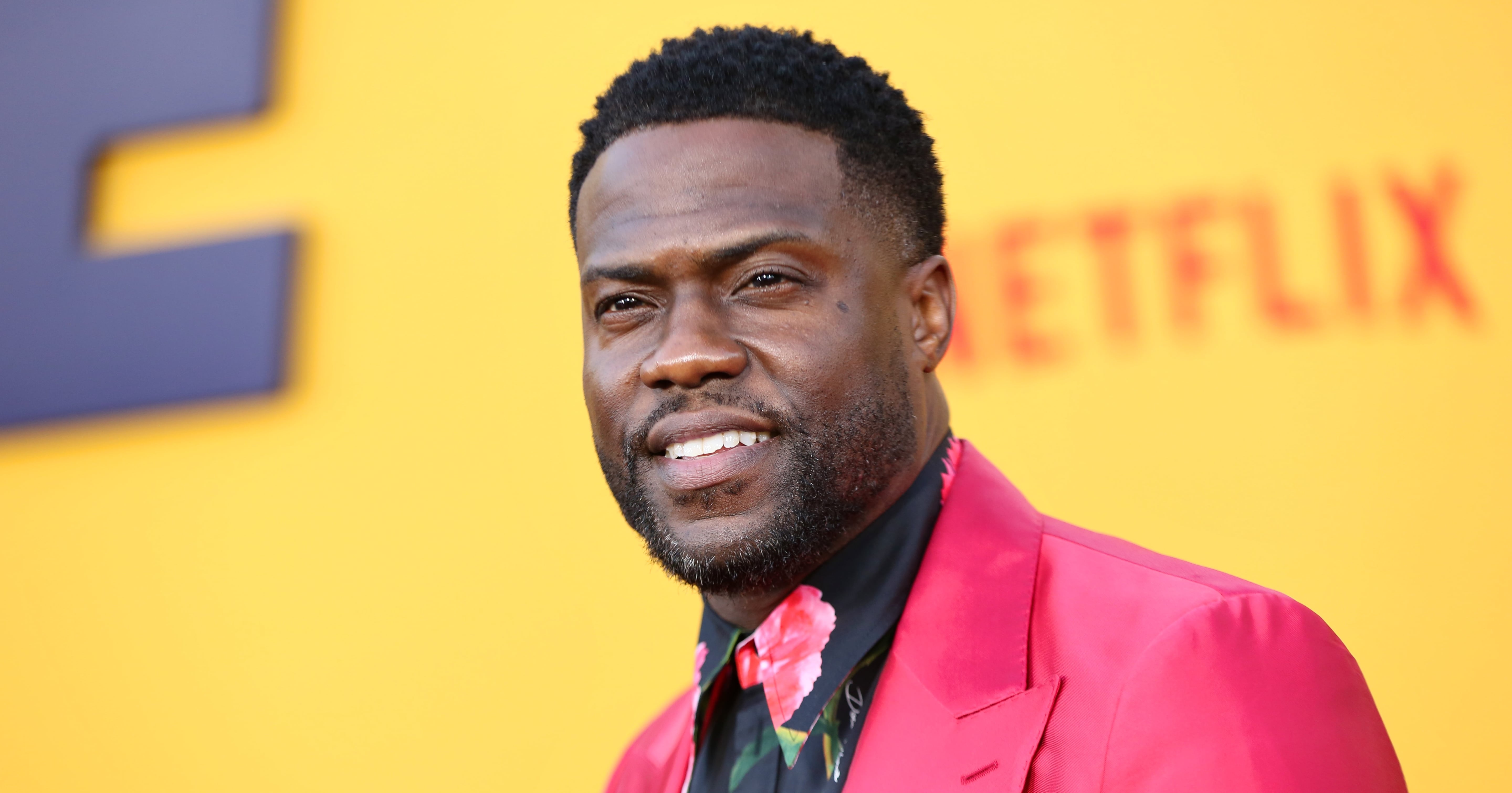 Kevin Hart Poses For Prom Photos With Daughter Heaven | PS Celebrity