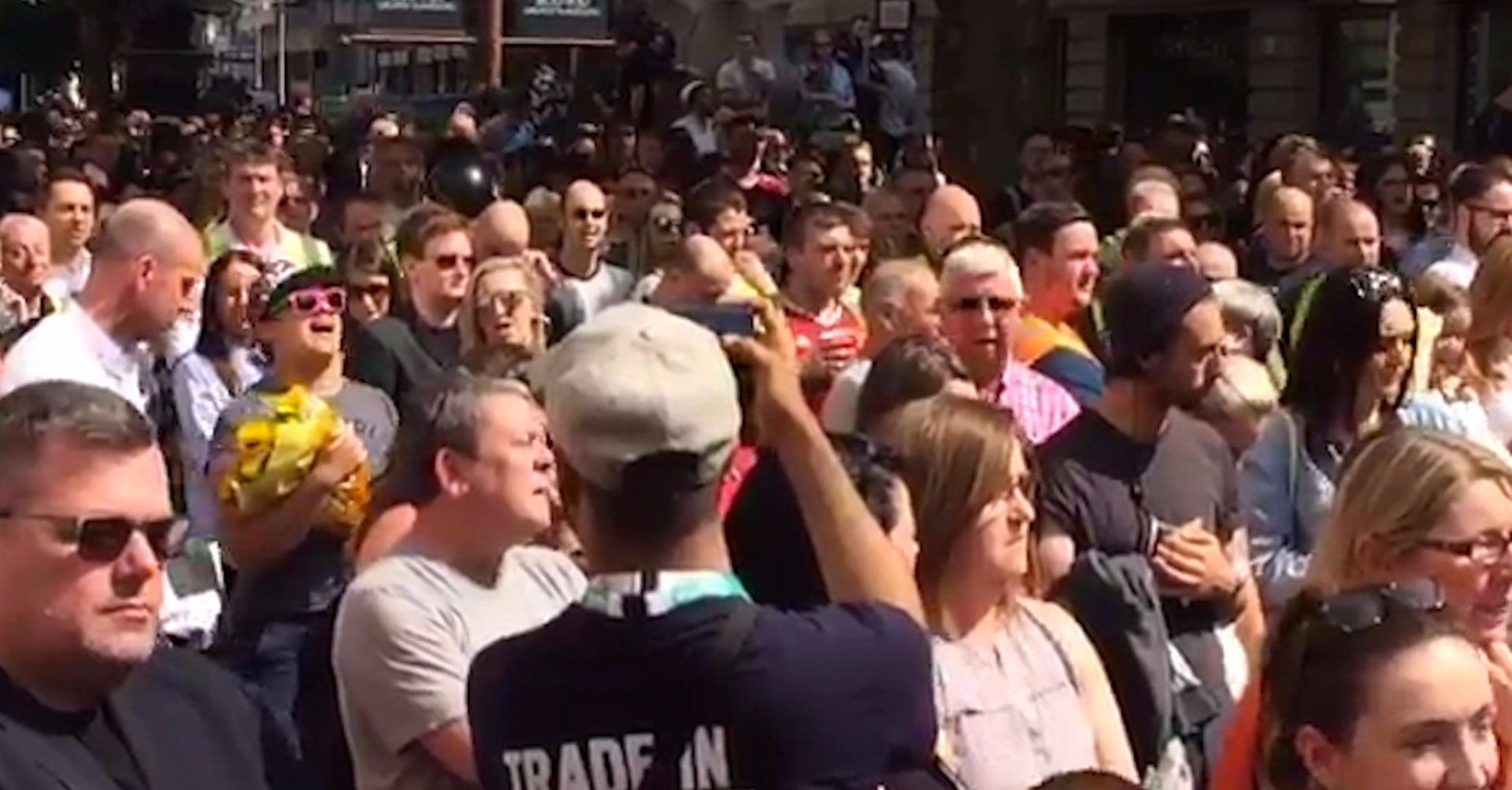 Manchester Crowd Sings Oasis | PS News