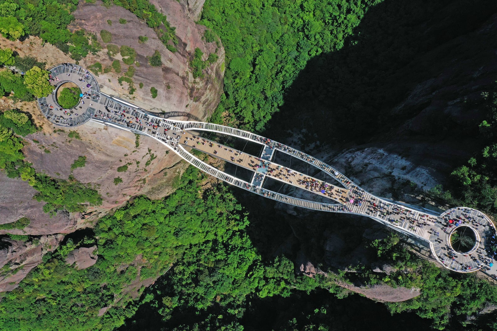 Check Out the Bending Ruyi Bridge in China | PS Smart Living
